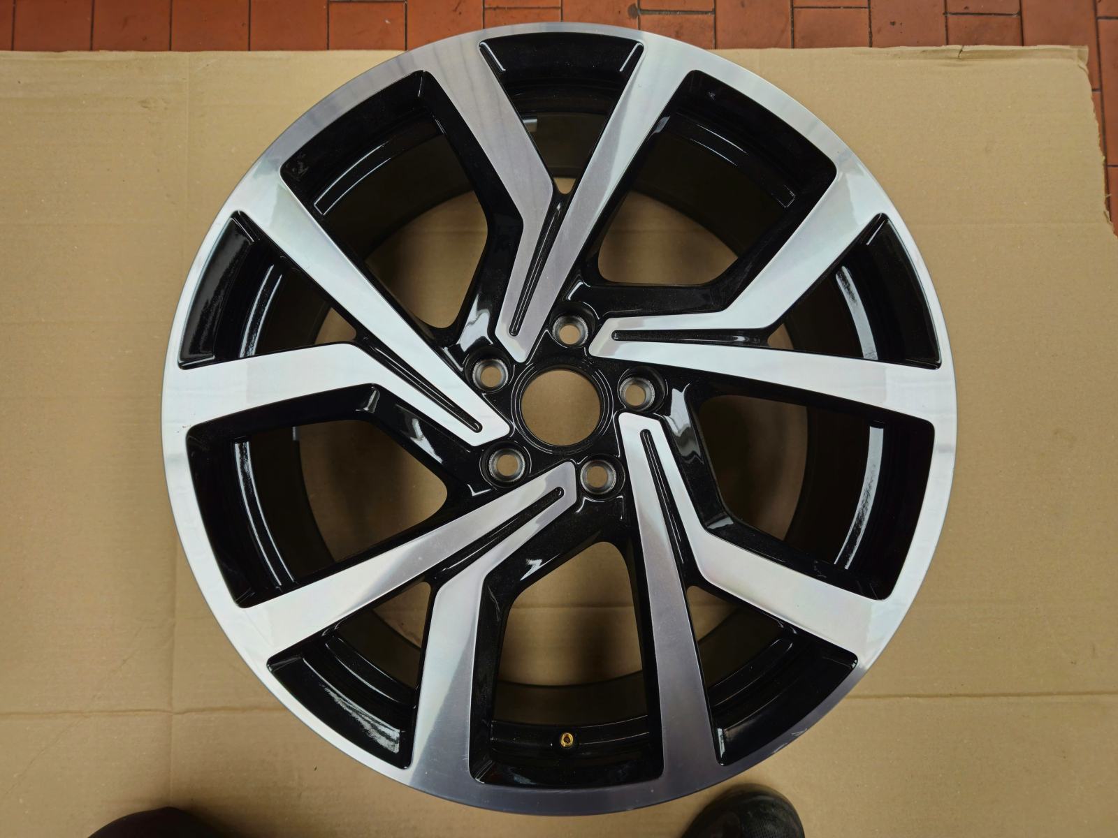 VW Golf 7 GTI/GTD/R line, model Brescia original alu 19, 1 kom.