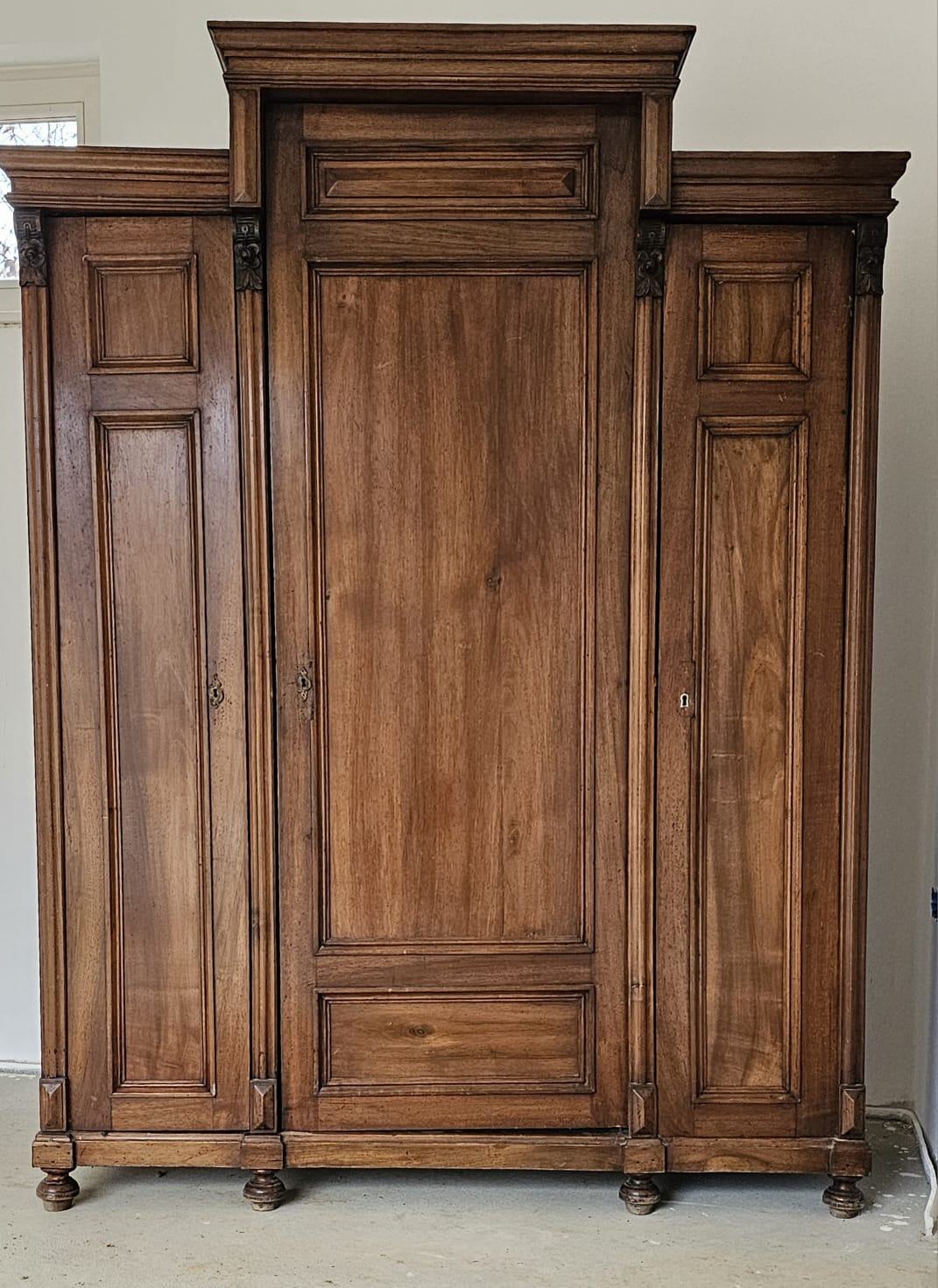 Antikni ormar poznatog porijekla star oko 150 g