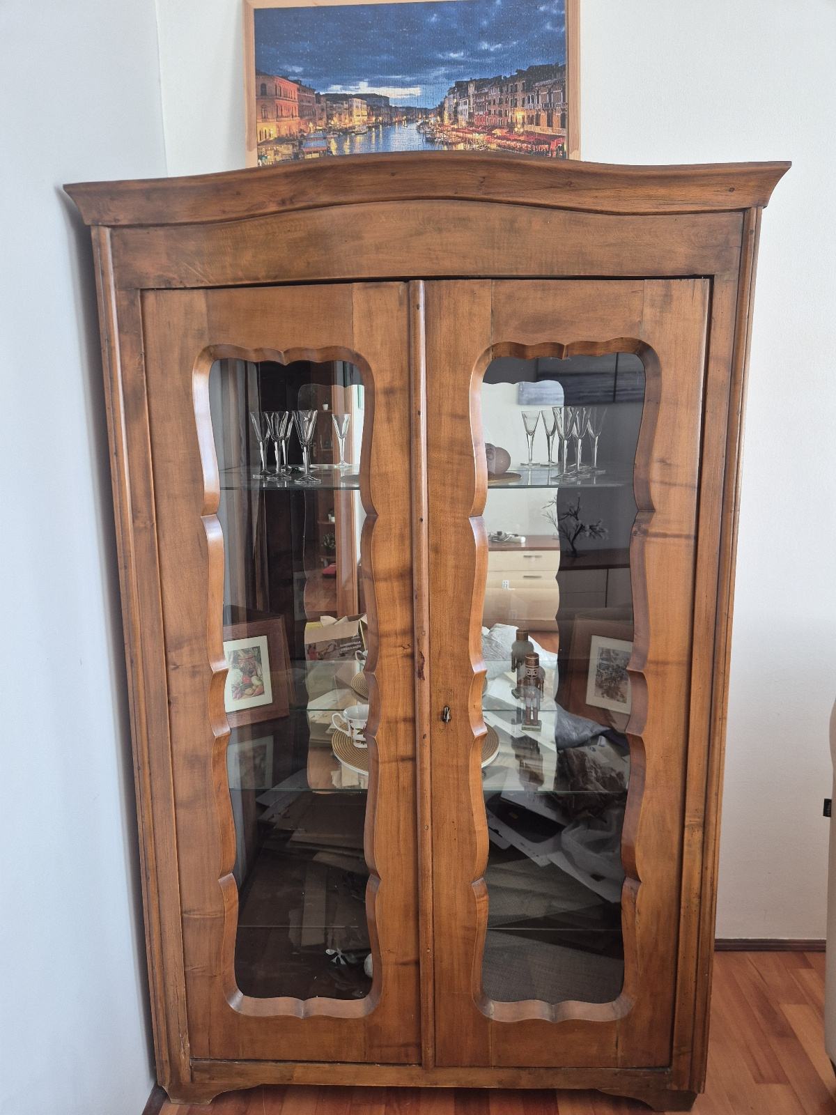 Antikni ormar sa staklenim vratima i ogledalom