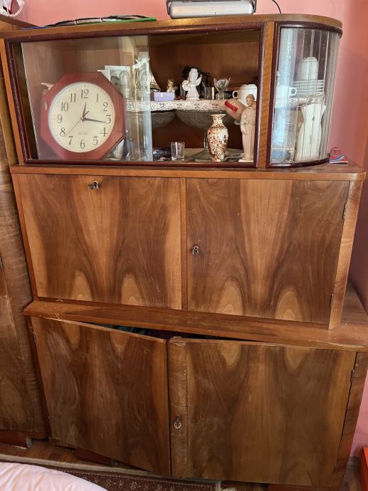 Antikvitetni drveni ormar s regalom