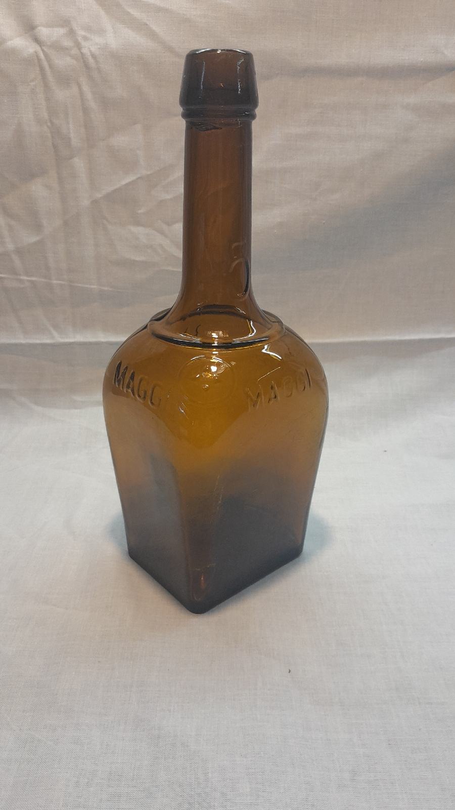 Velika boca sa natpisom MAGGI iz 1910-tih godina
