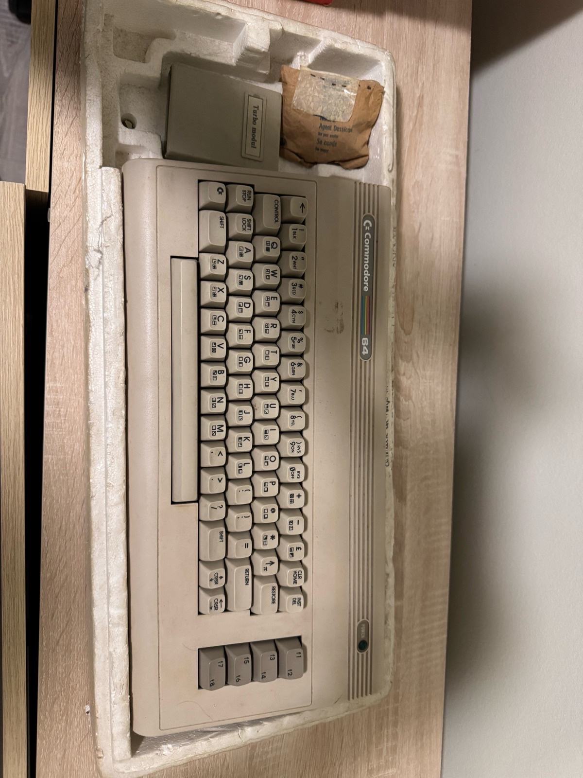 Commodore 64C plus kazetofon i turbo modul