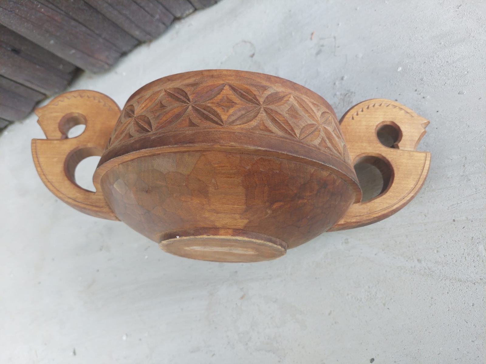 Drvena posuda s rezbarijama, ručni rad