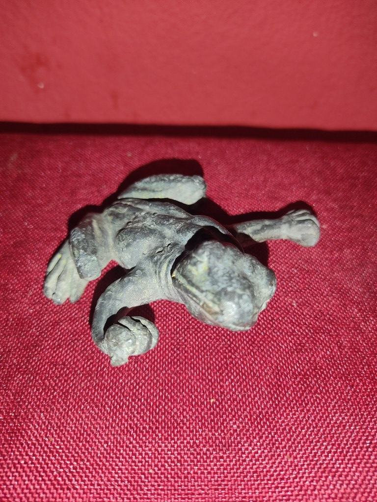 Figura - žaba - metalna