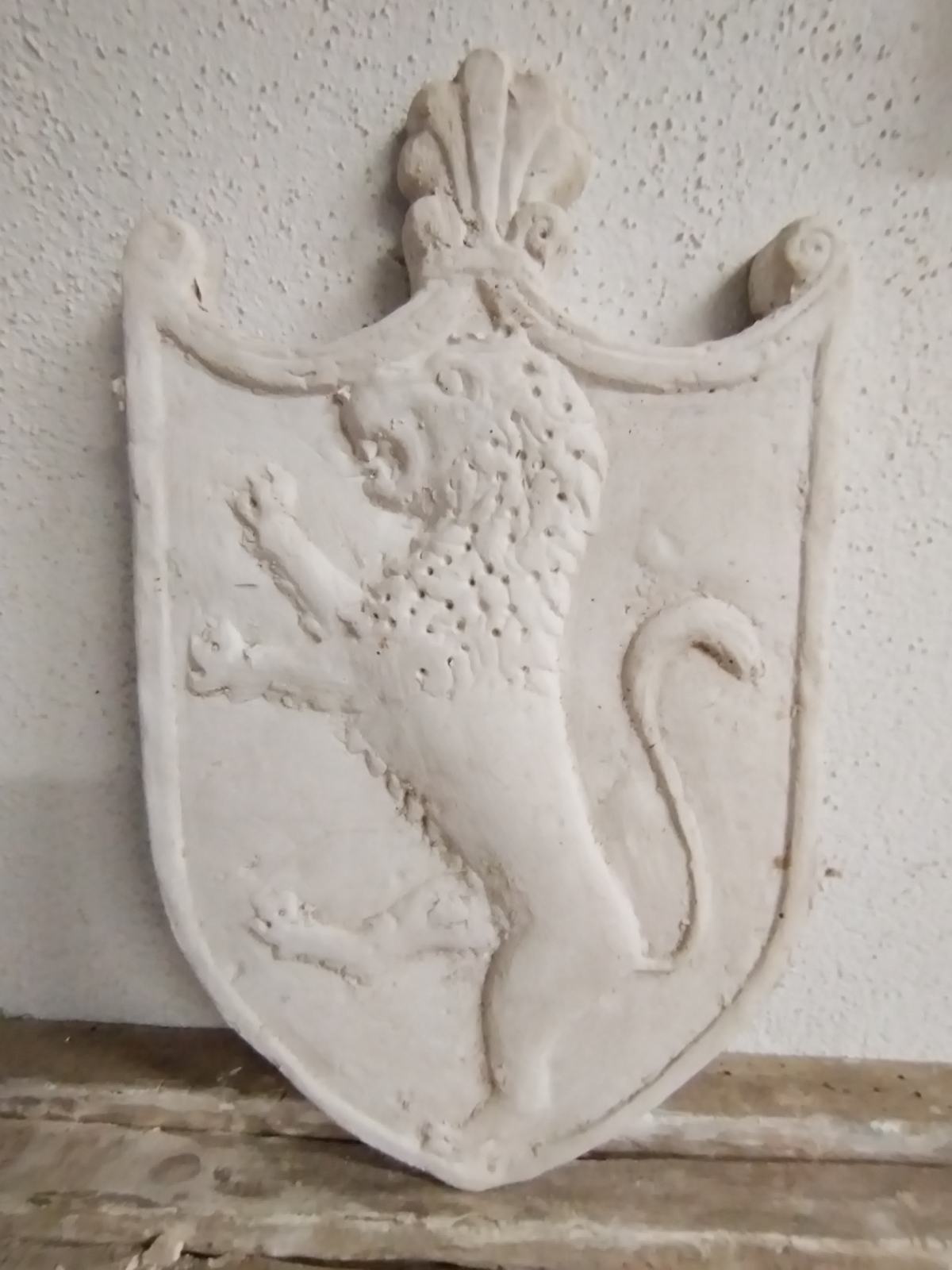 Gipsani grb, ukras za zid