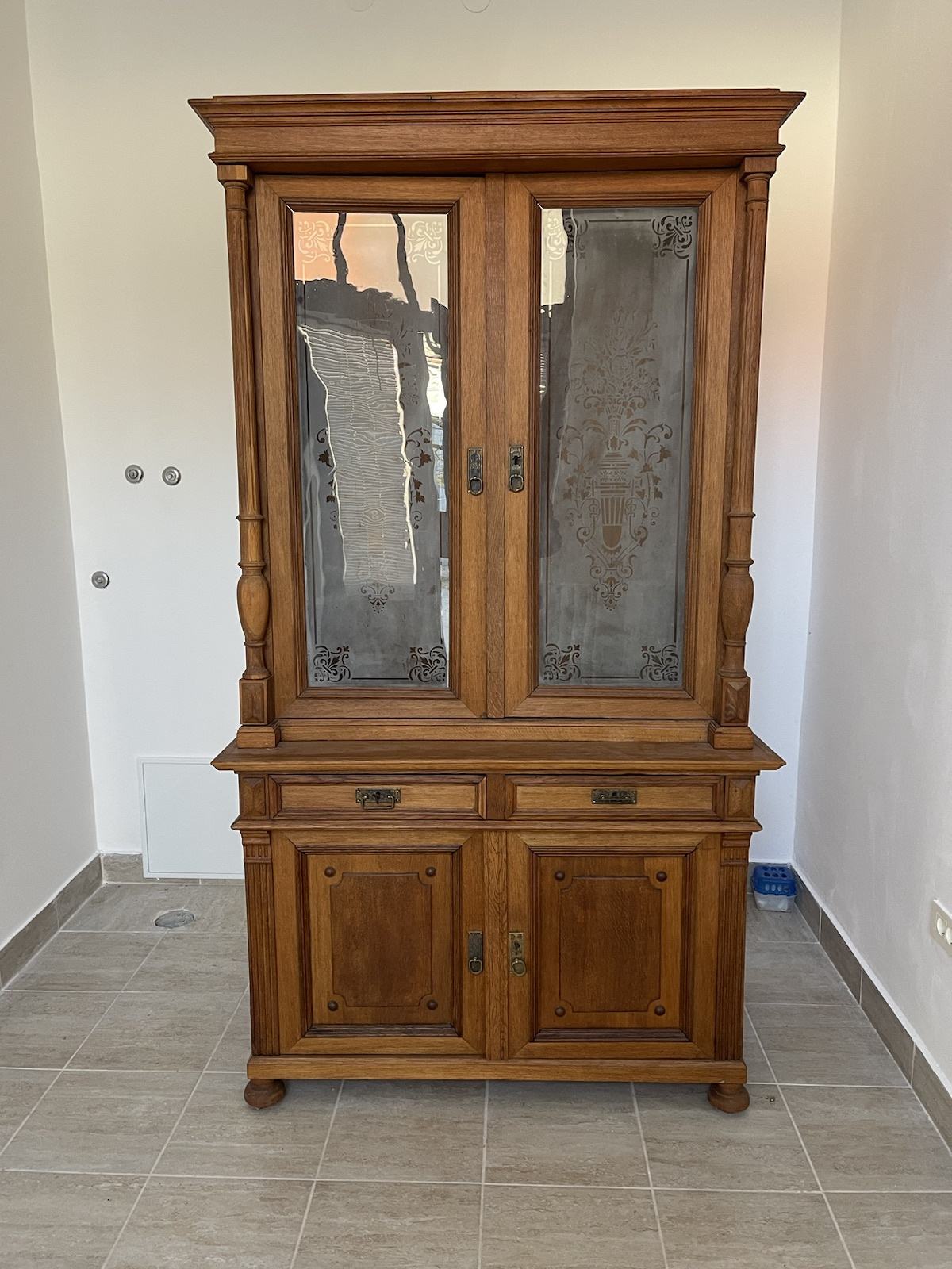 Ormar vitrina biblioteka alt deutsch ili secesija