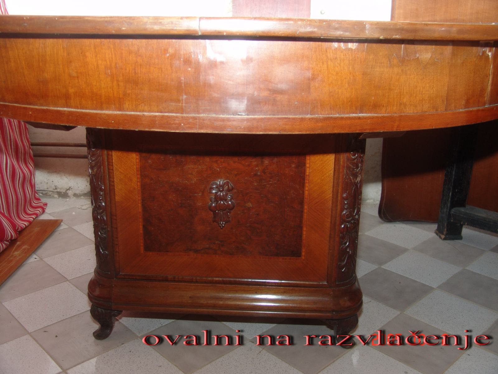 Ovalni stol