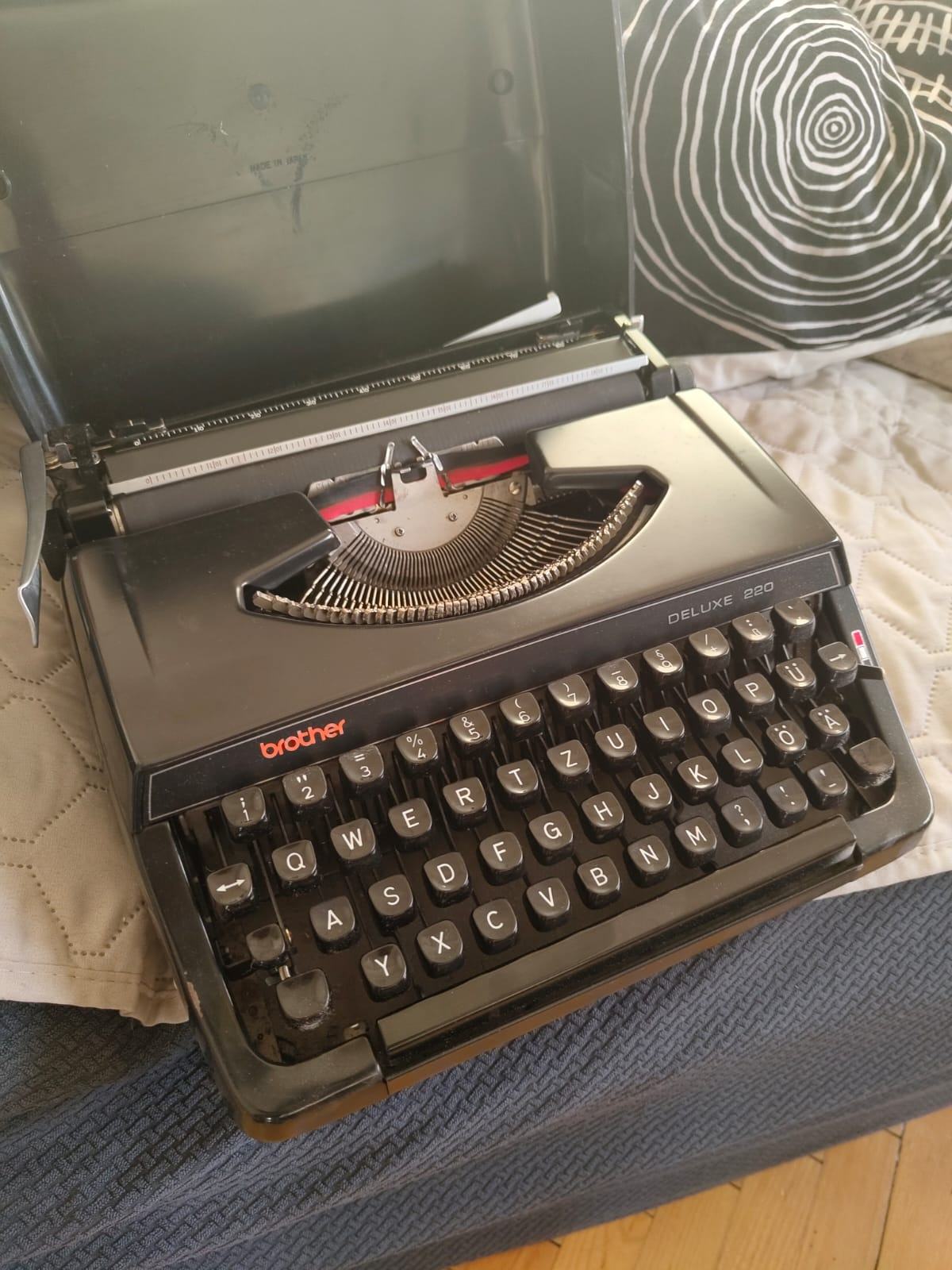 Pisaća mašina Brother Deluxe 220