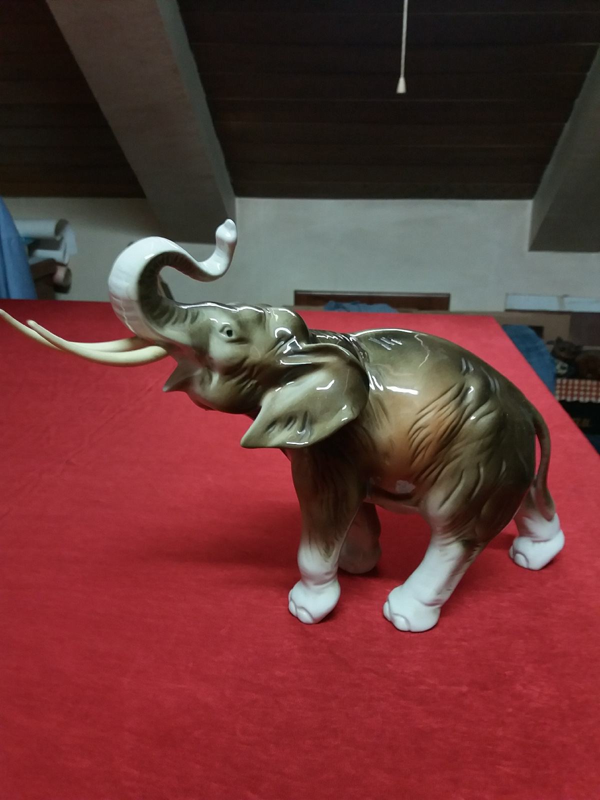 porculanska figura slon