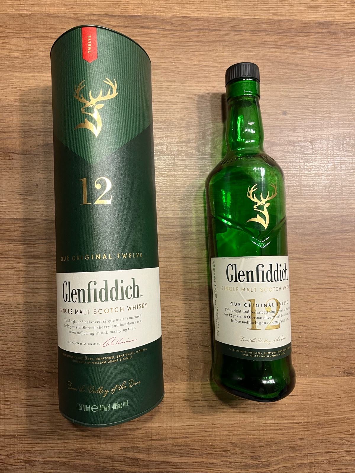 Prazna boca i kutija za whisky