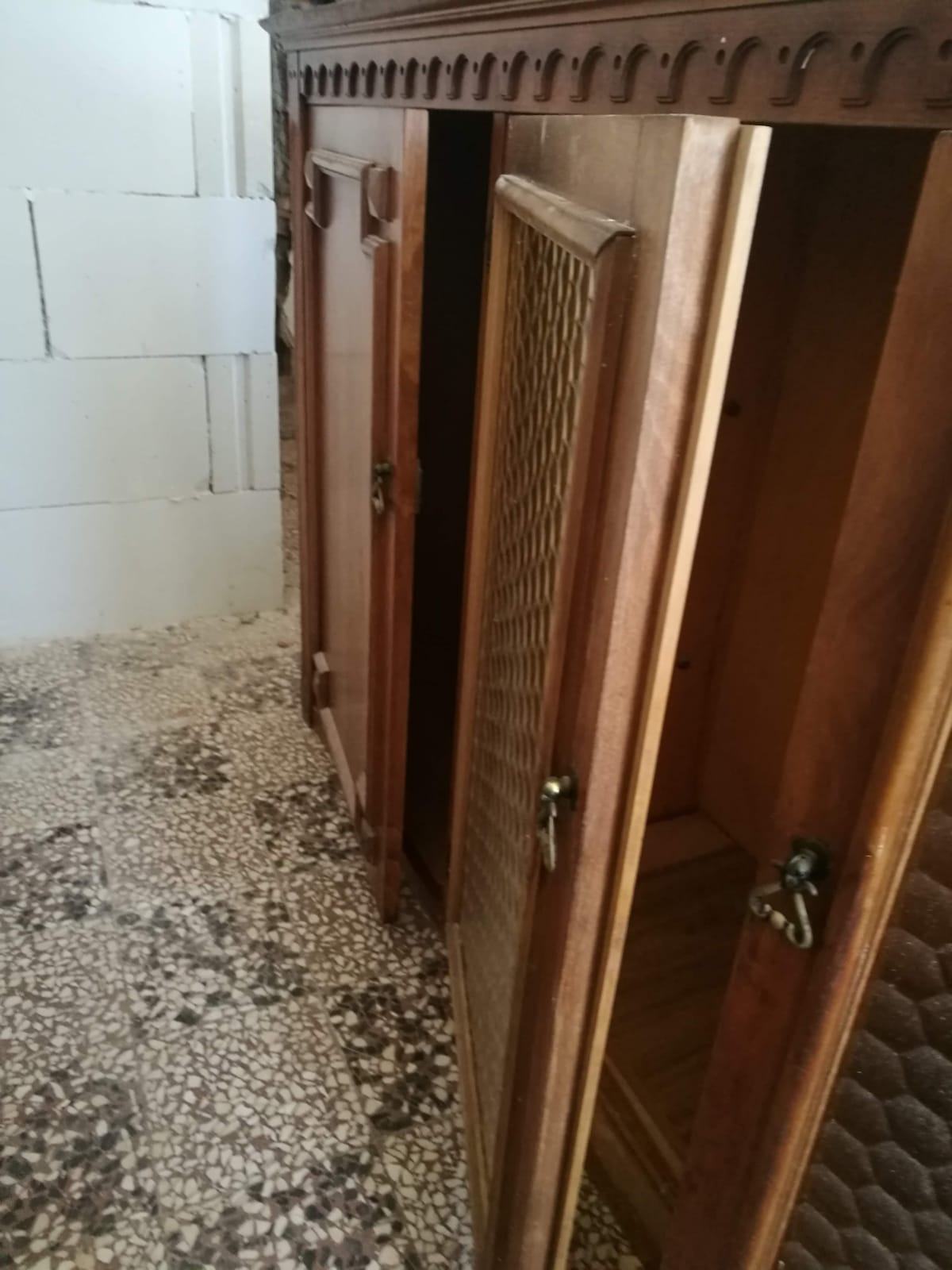 Predivan antikvitetni ormar