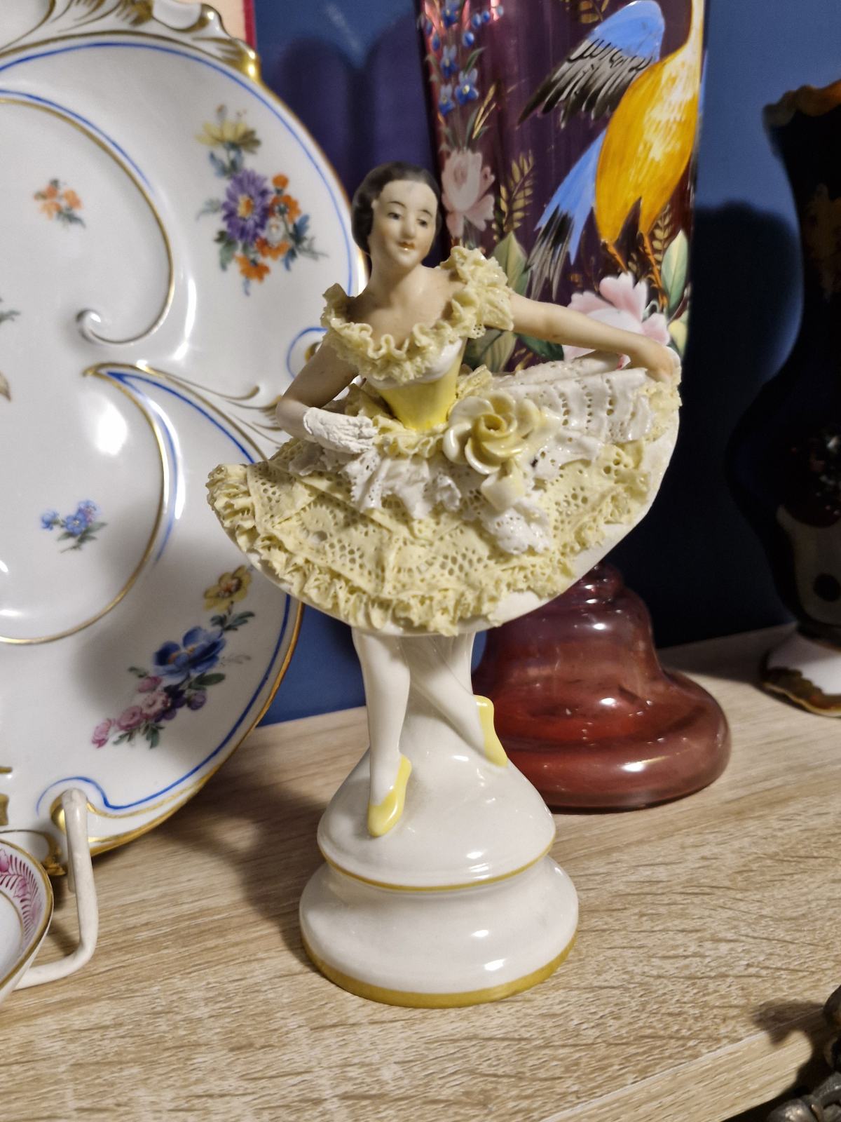 Predivna porculanska figura ENS