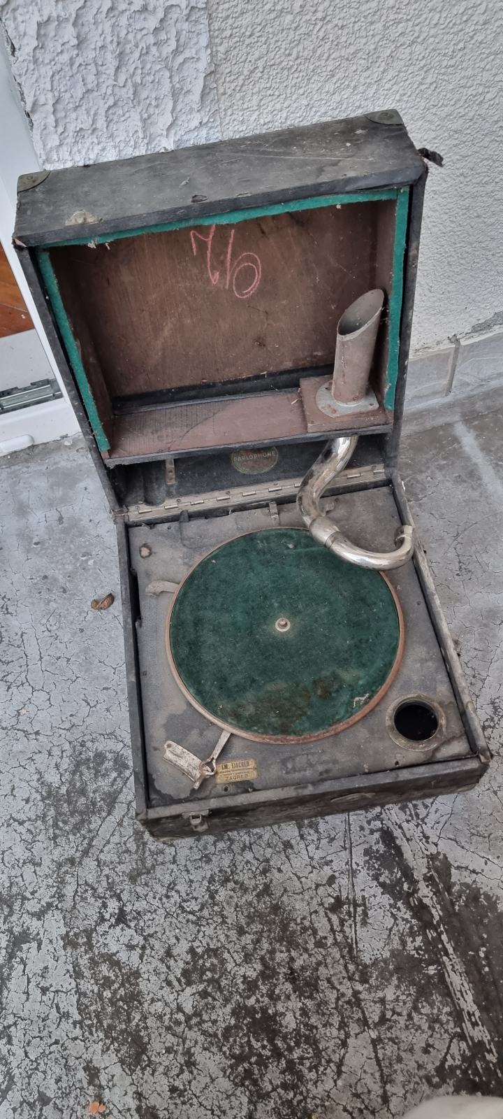 Prodajem stari gramofon