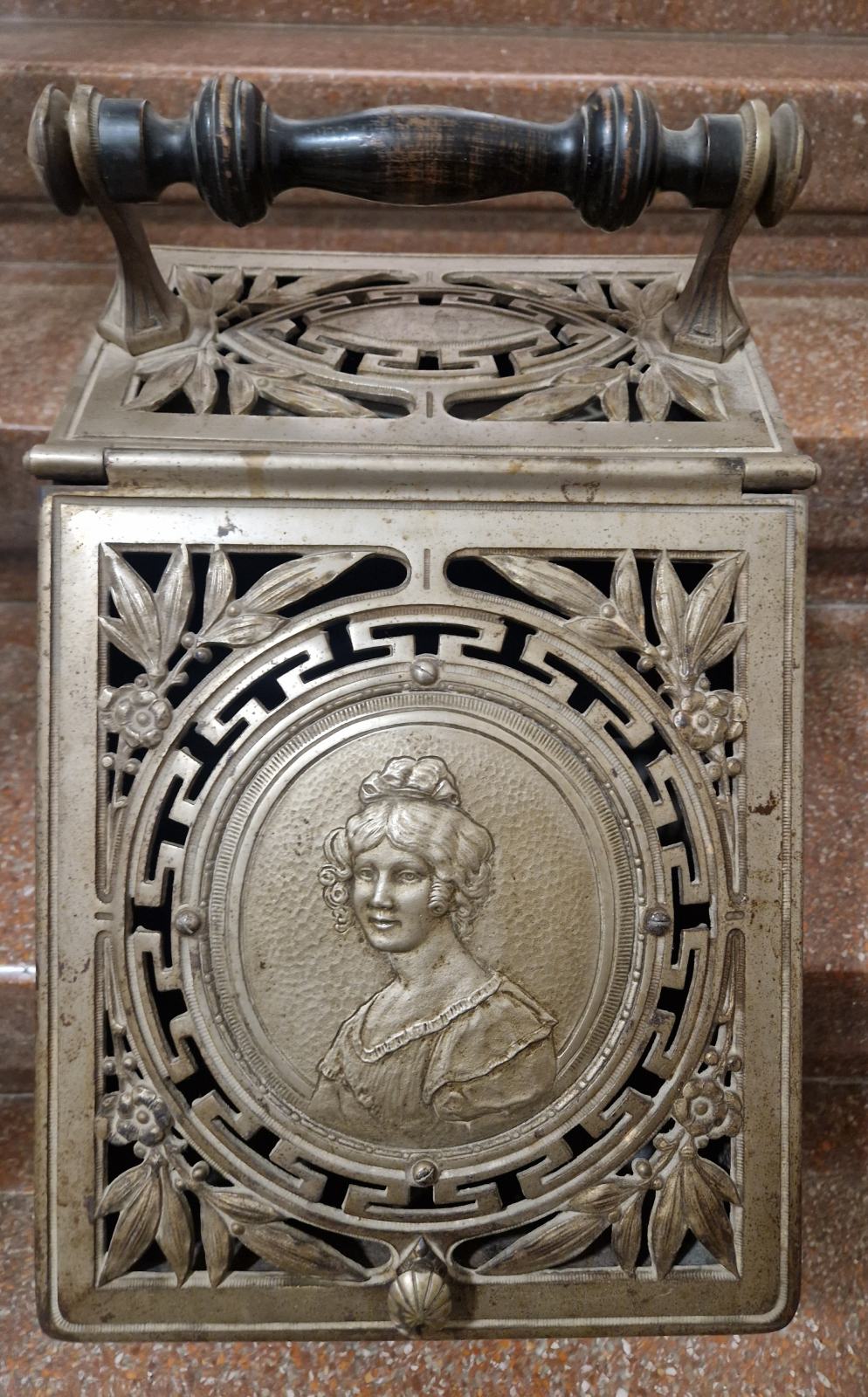 Secesija, kaminska kutija za žar