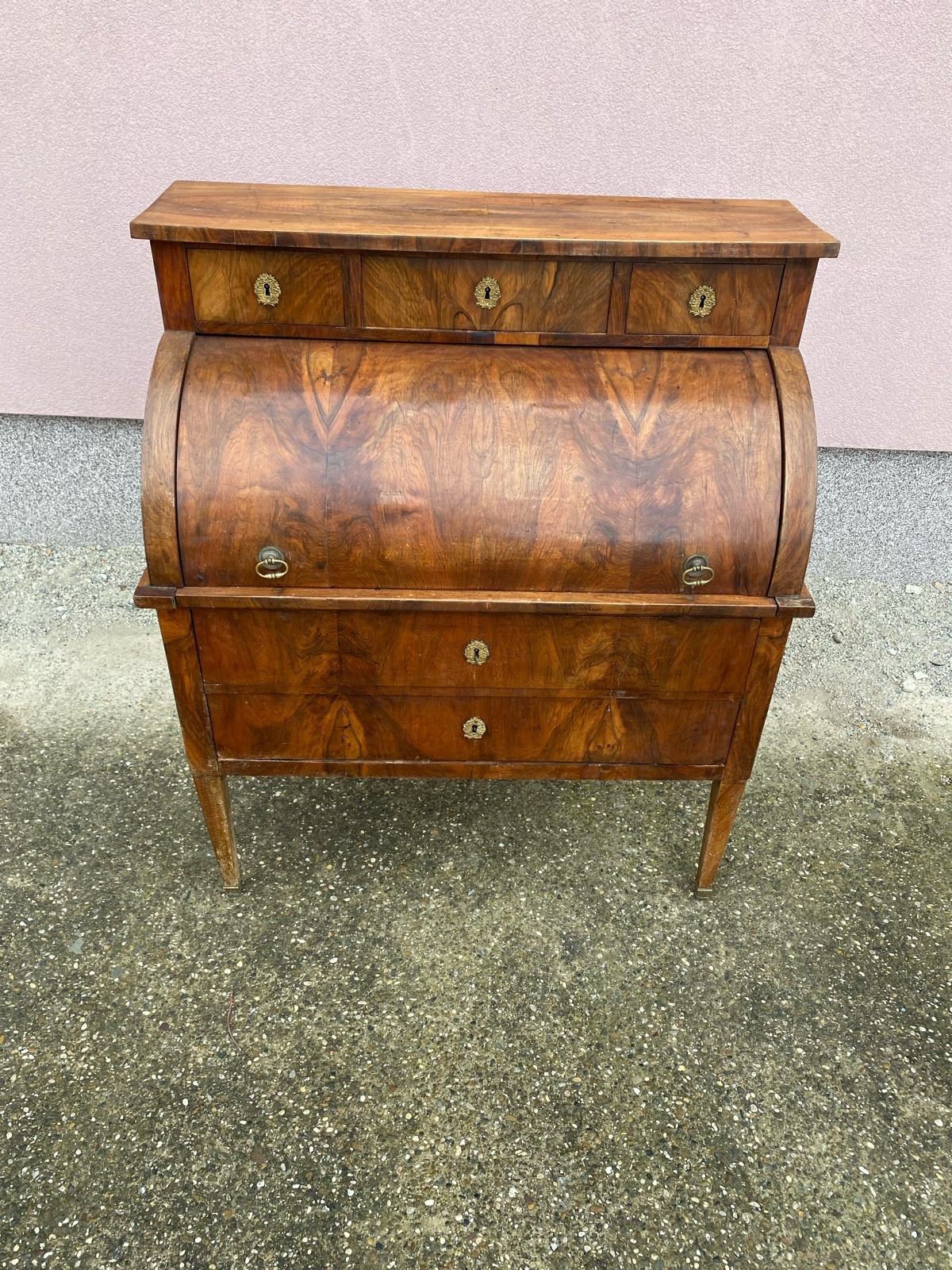 SEKRETER U STILU LUJA 16og