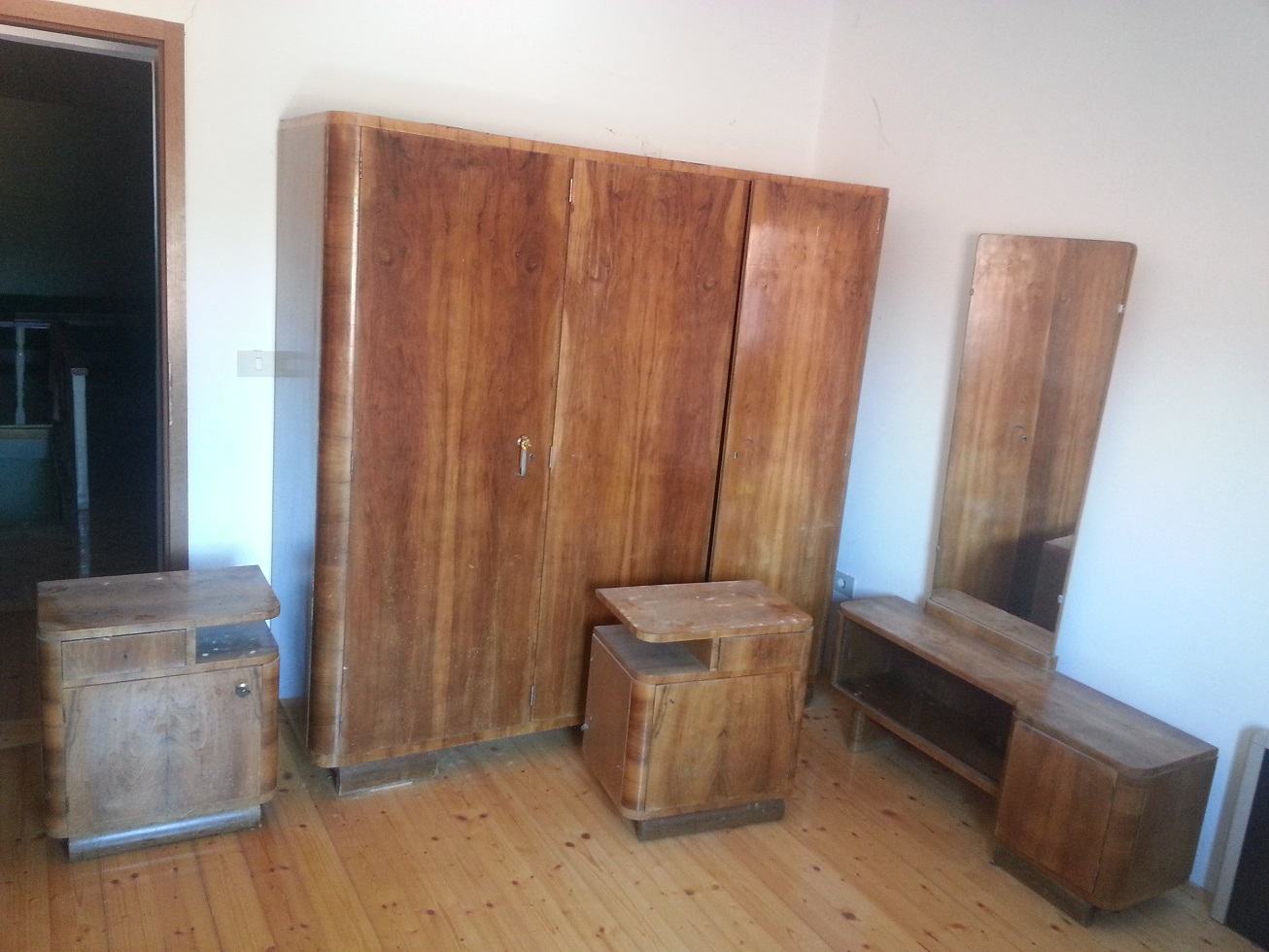Soba antikvitet 1940,trokrilni ormar, komoda, noćni ormarići,vješalica