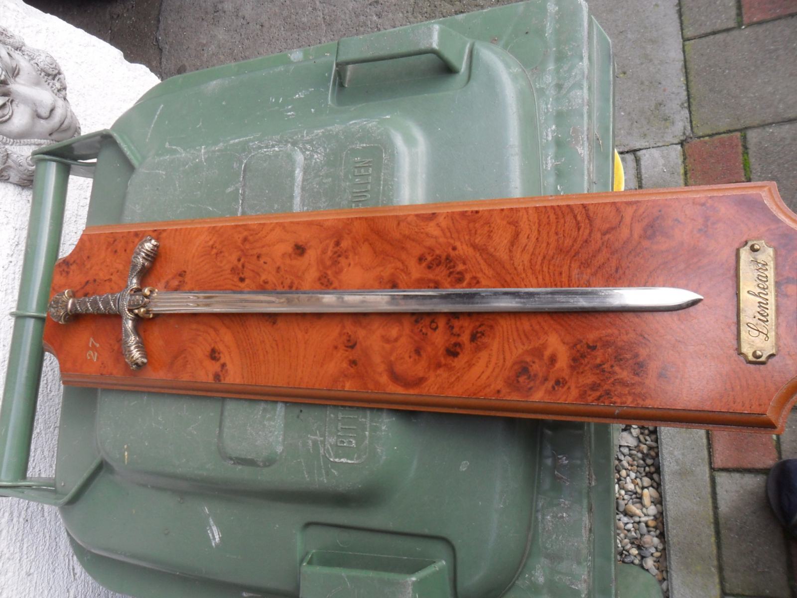 stari bodež-nož na drvenoj podlozi-zamjene za starine