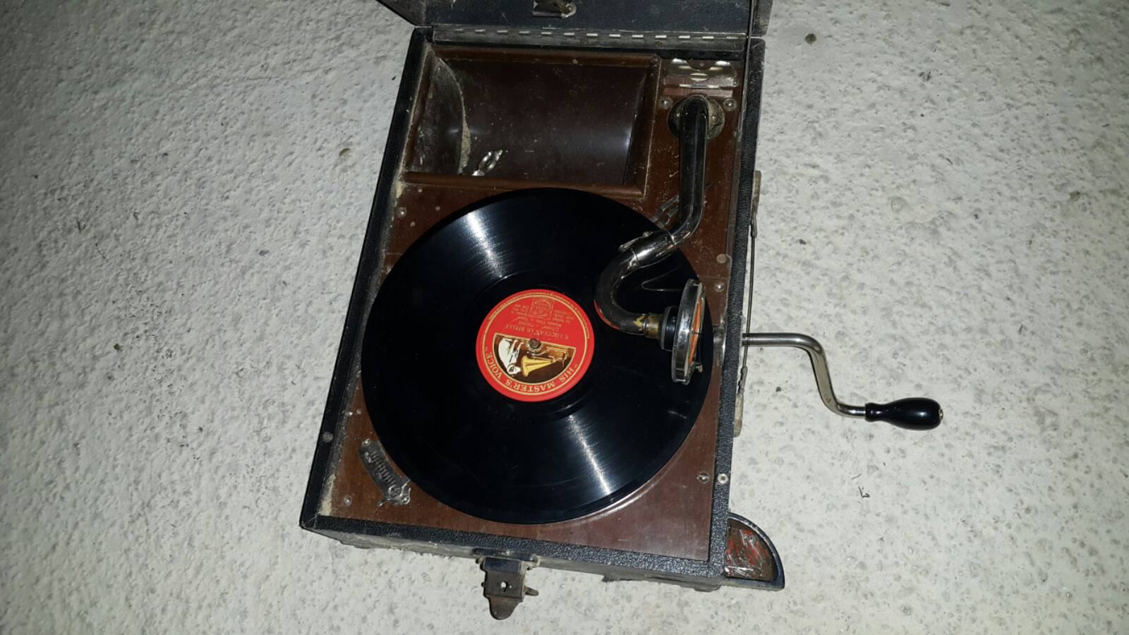 Stari gramofon na navijanje iz Berlina
