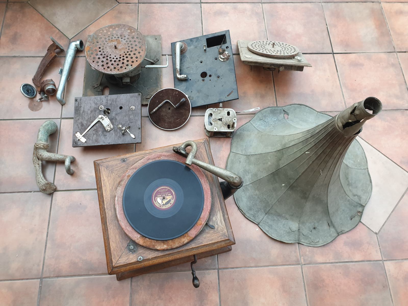 STARI GRAMOFON I PUNO DJELOVA ZA RESTAURACIJU MEHANIČKIH GRAMOFONA