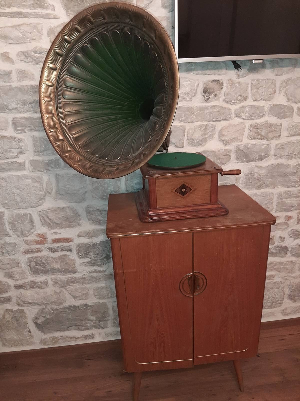 Stari Gramofon sa trubom