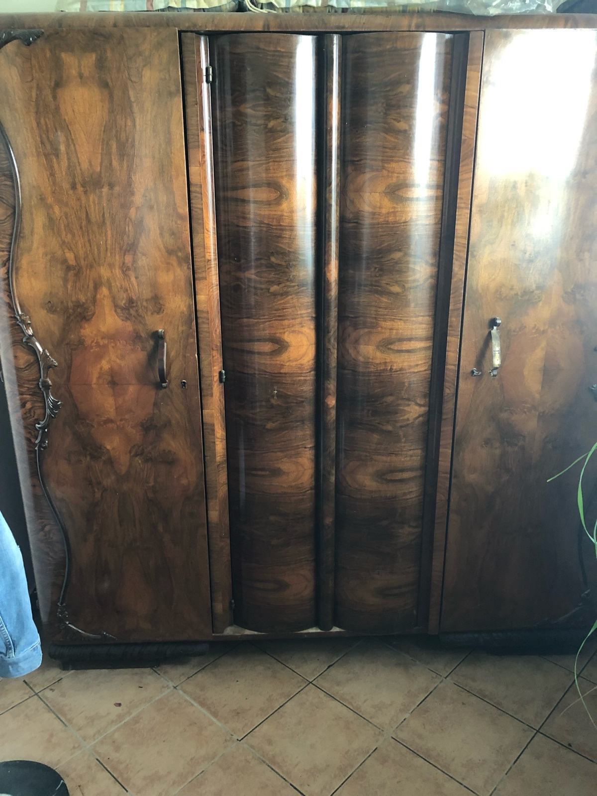 Starinski antikni ormar