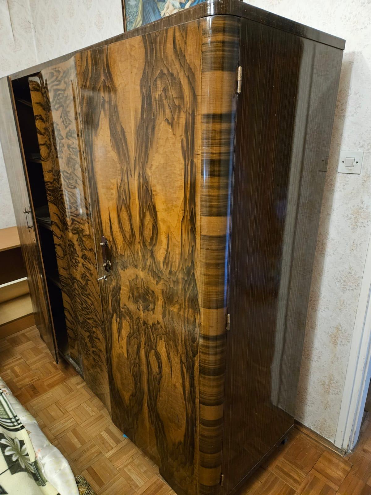 Starinski trokrilni lakirani ormar