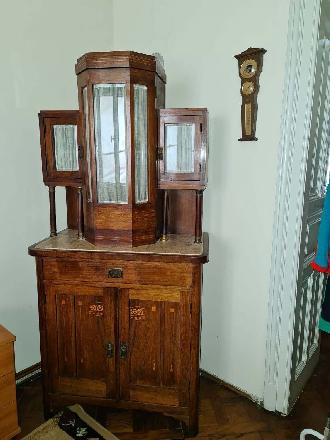 Vitrina secesija,iz 1920 god,sa intarzijom