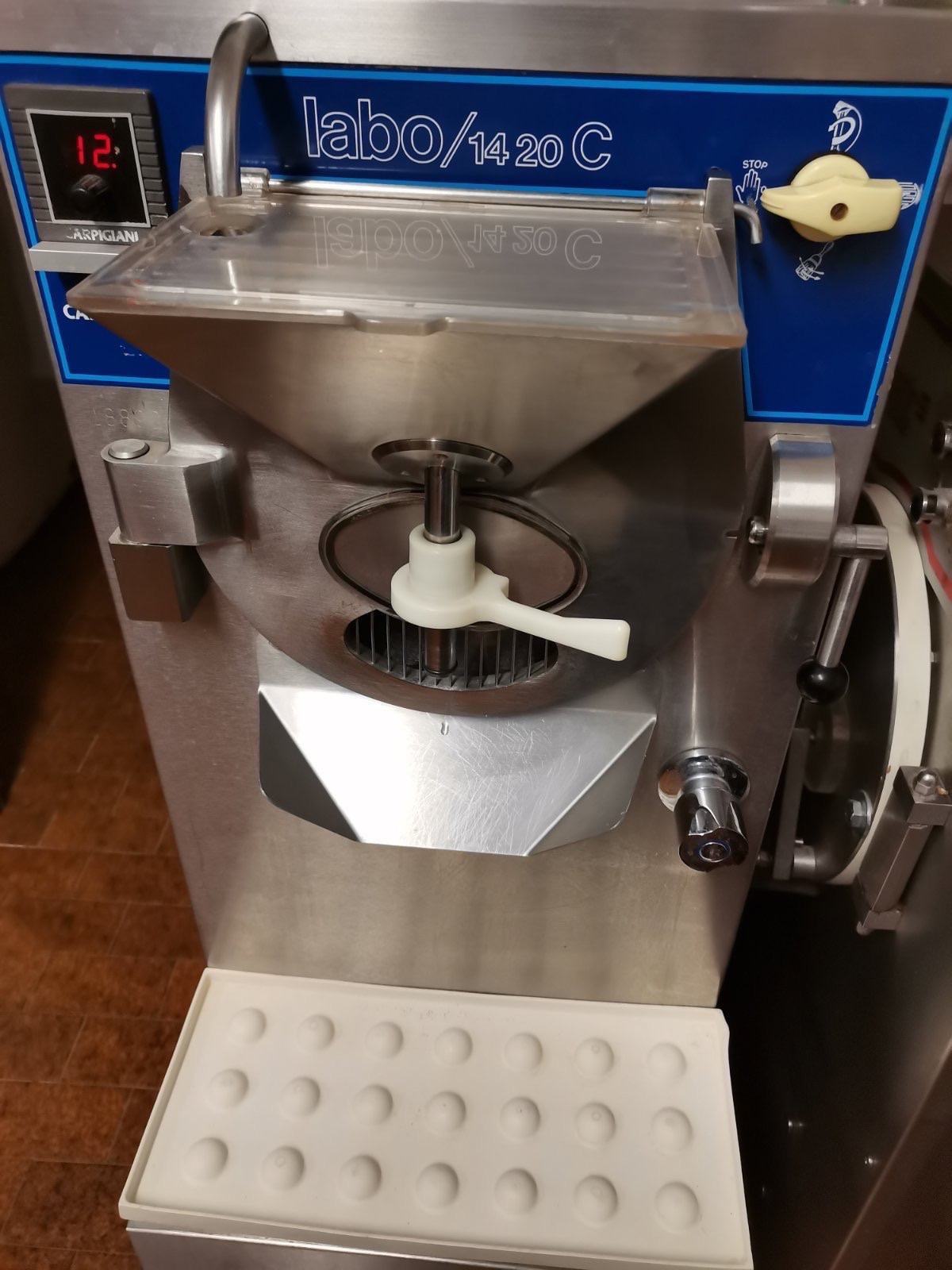 Aparat za sladoled gelato profesionalni , očuvan. carpigani 14 20c