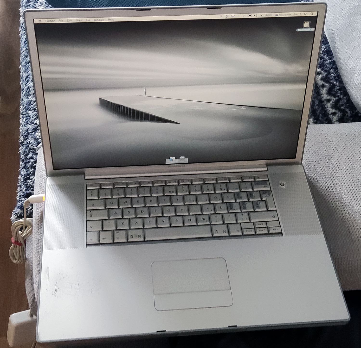 Apple PowerBook G4 1.0 17 A1013 laptop Macintosh , s punjačem