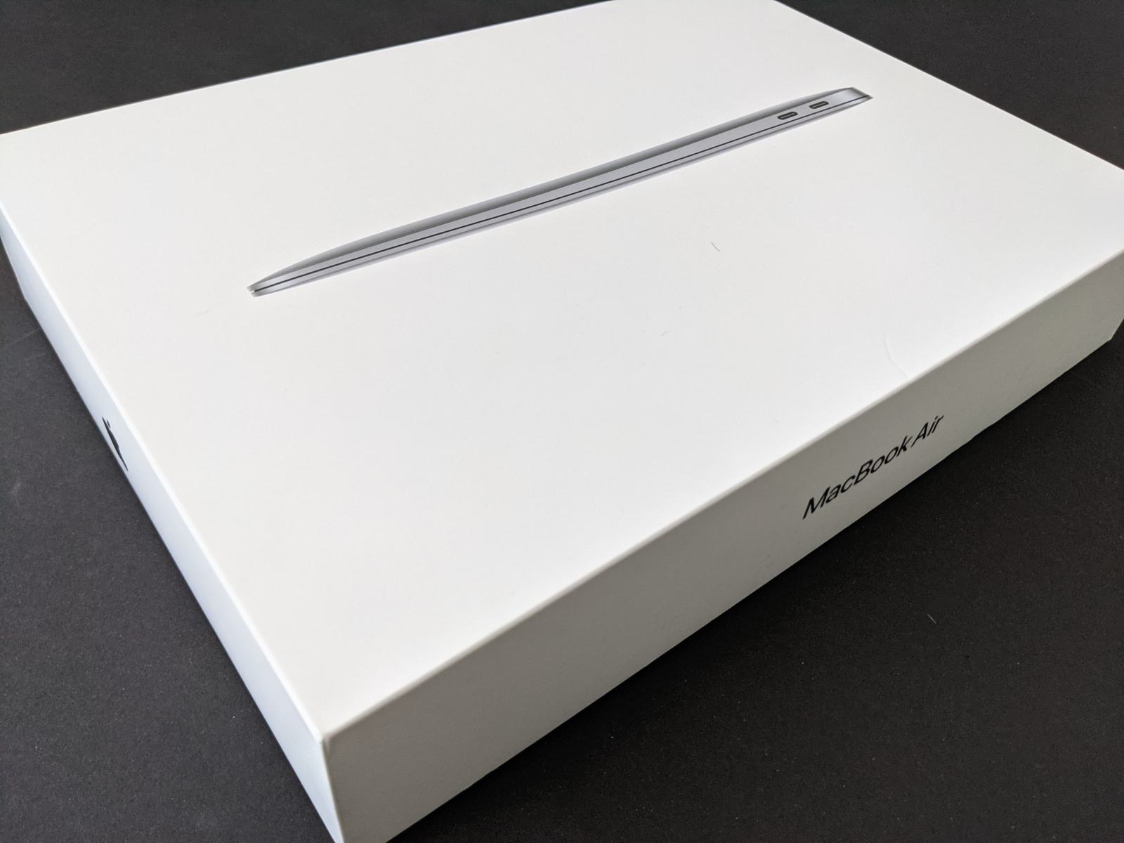 Macbook Air M1 silver, 8 GB RAM, 256 GB, R1