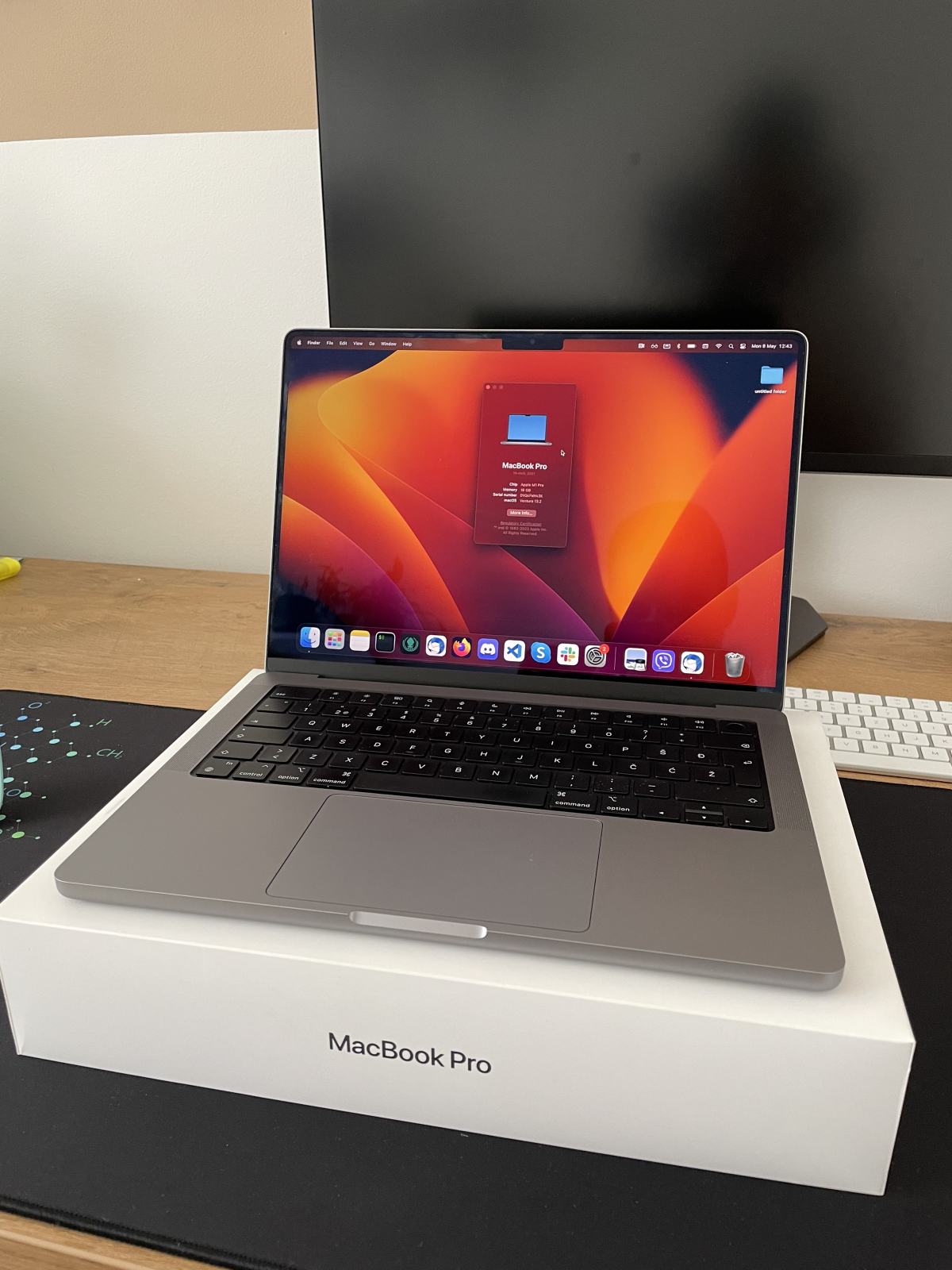 MacBook Pro (14-inch, 2021) Space Grey, M1 Pro, HR tipkovnica