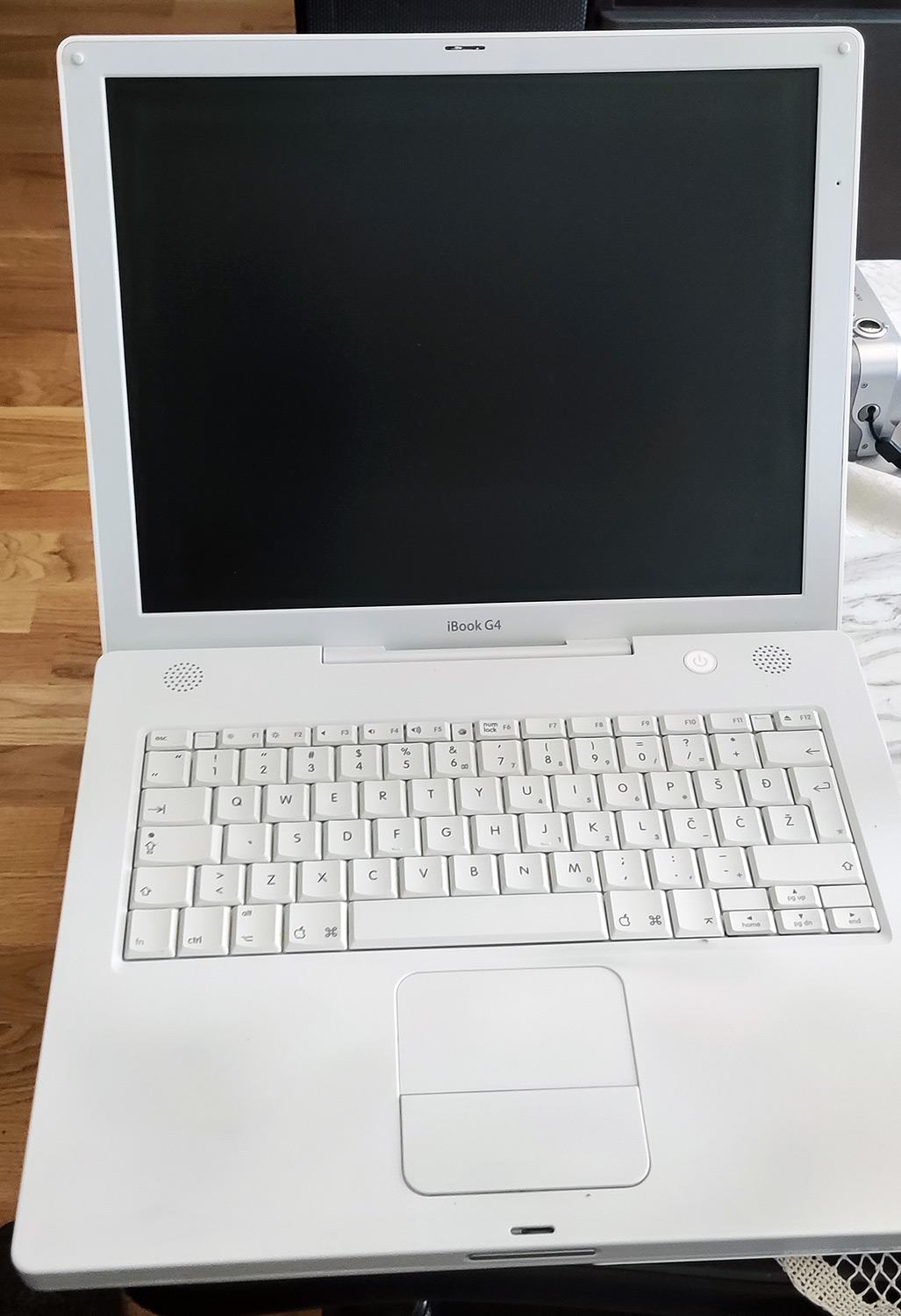 Retro Apple Ibook G4 laptop A1055