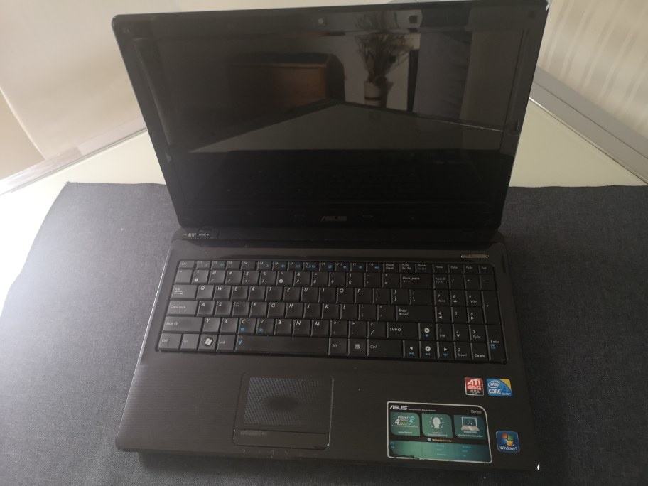Asus A52j, i3, 8gb ram,SSD, ATI radeon 5470! WIN10 Pro 599kn!