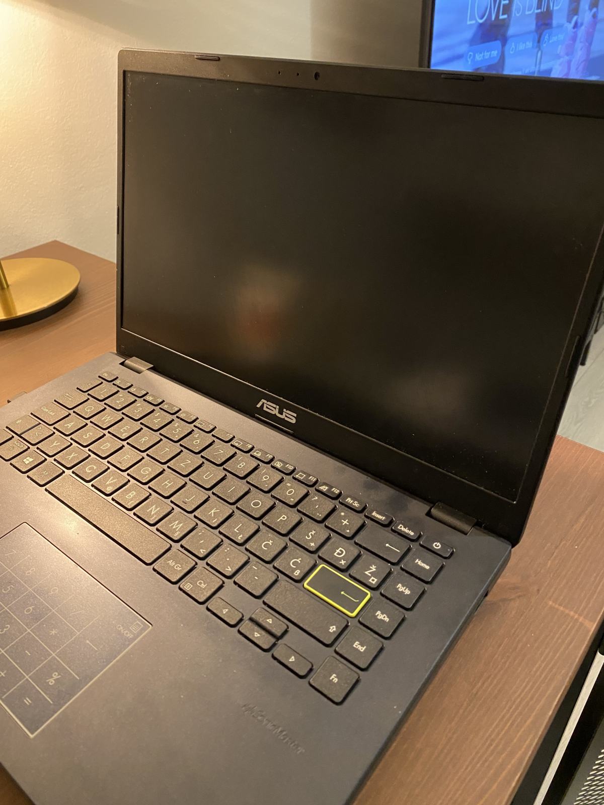 Asus E410 + Logitech miš i podloga