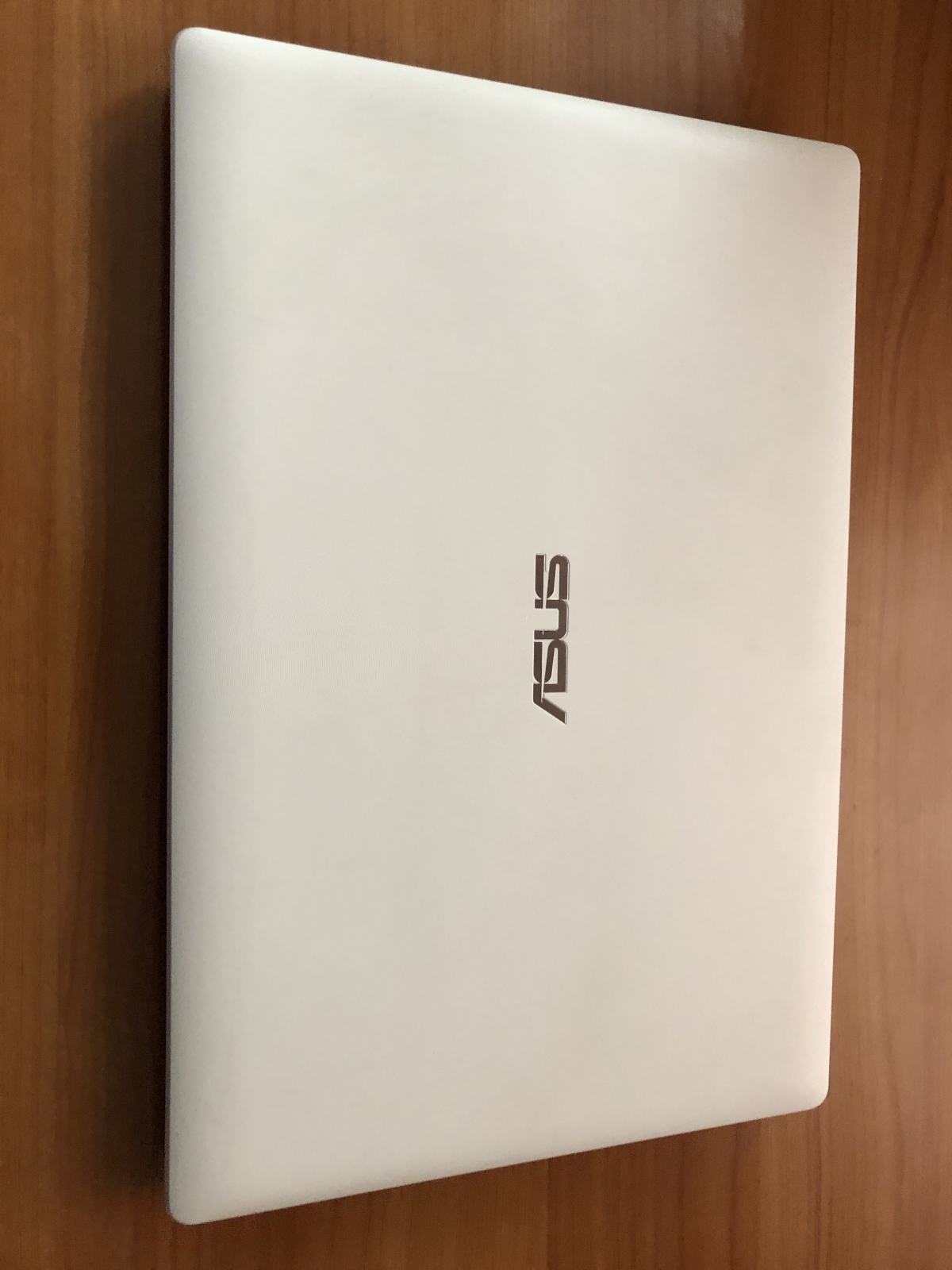 Asus laptop bijeli