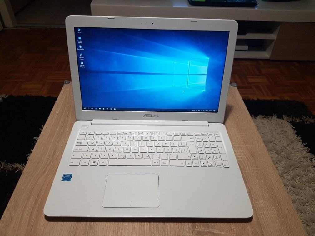 Asus laptop L502S bijeli