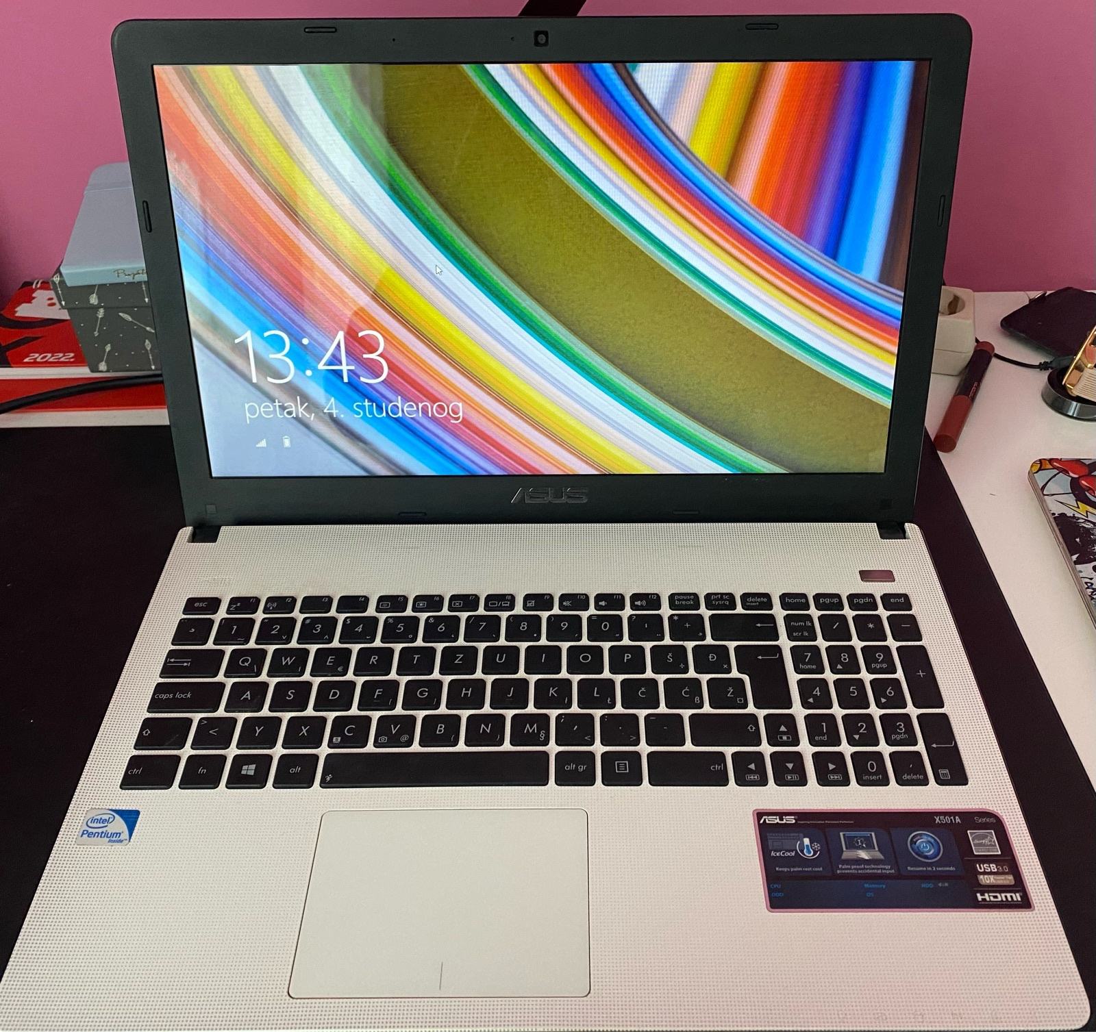 ASUS laptop X501A u odličnom stanju
