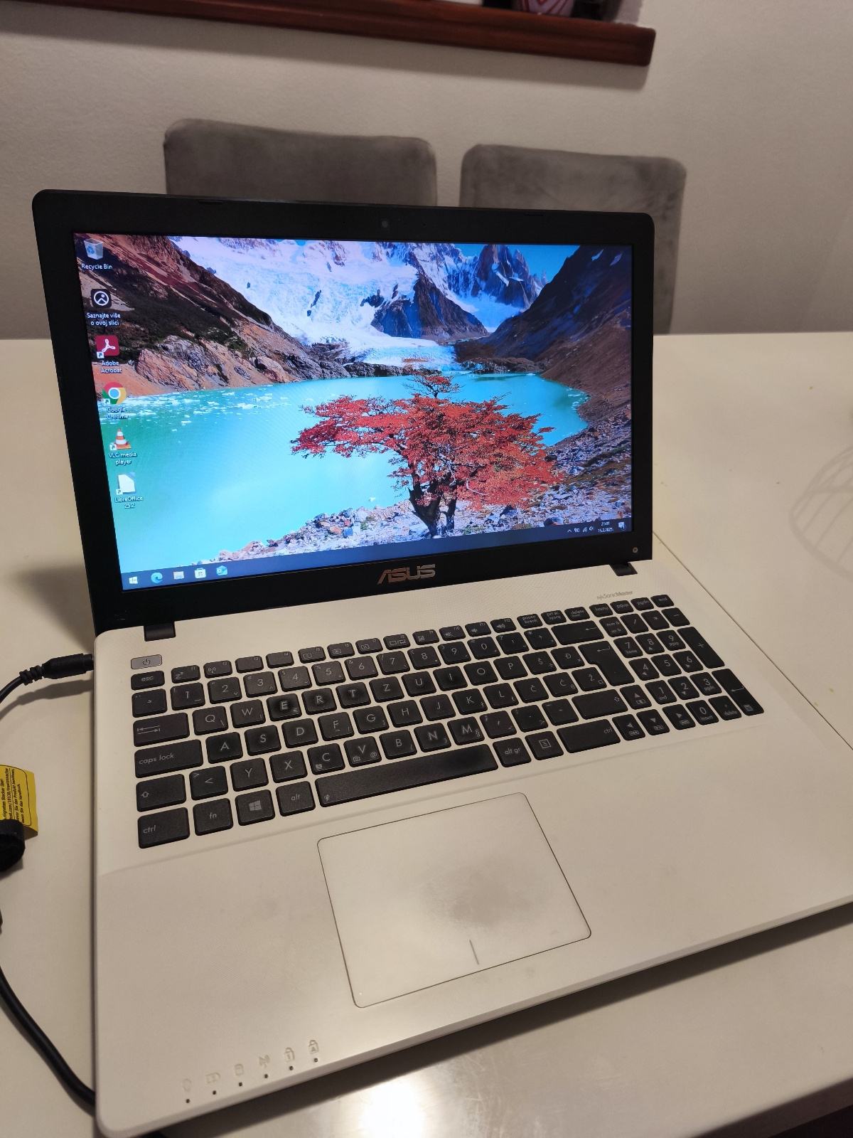 Laptop Asus x550c / 15,6/ 60GB SSD/ 512GB HDD/ 4GB RAM, Intel Pentium