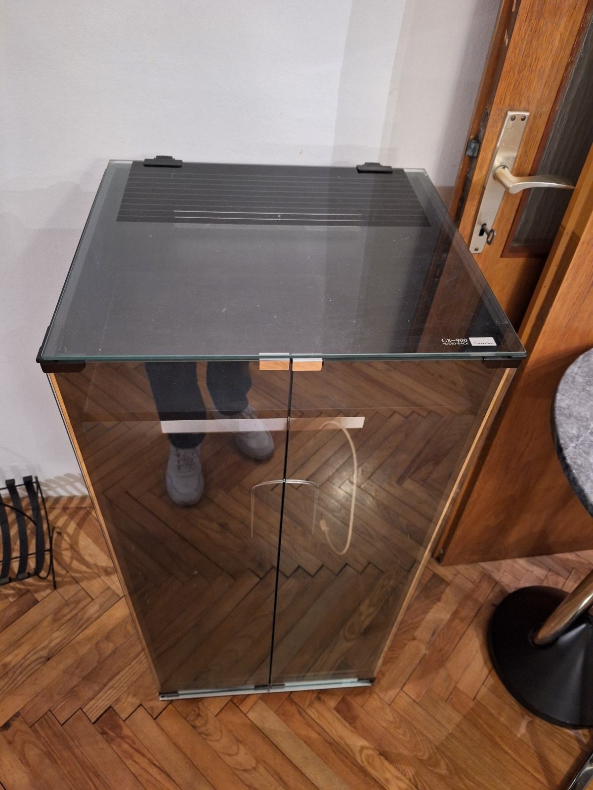 Hi-Fi stakleni ormarić