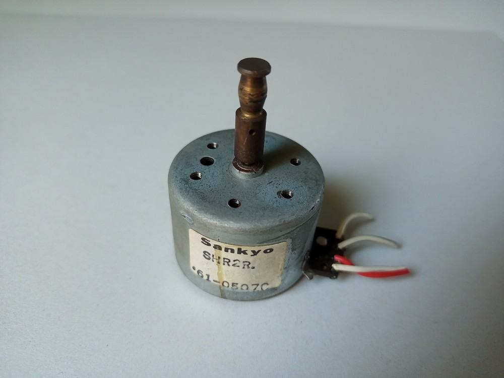 Sankyo SHR2R motor za gramofone, 12 V DC, CW
