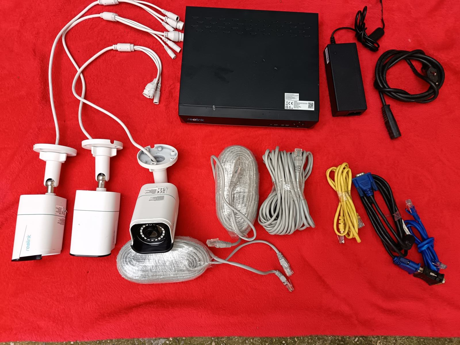 Nadzorne kamere 3od8novih Reolink IP camera RLC810A + RLN8-410snimać