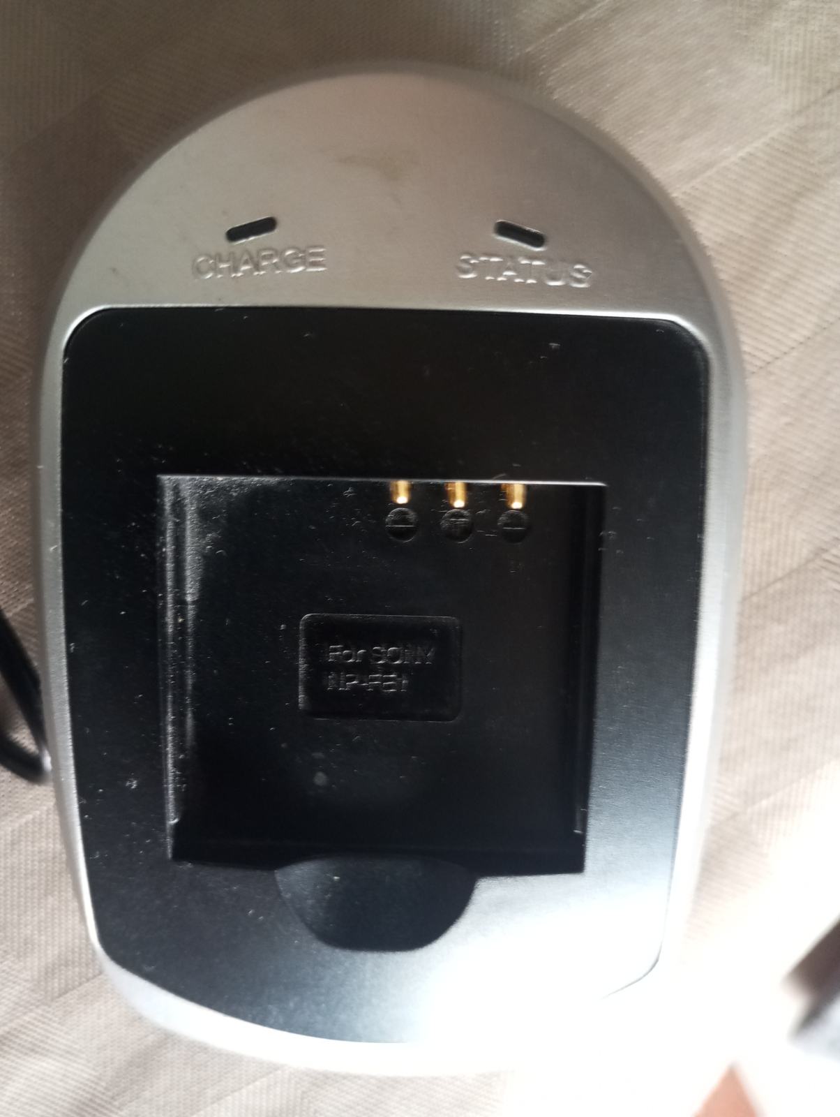 Punjać--adapter za baterije Sony- aparati