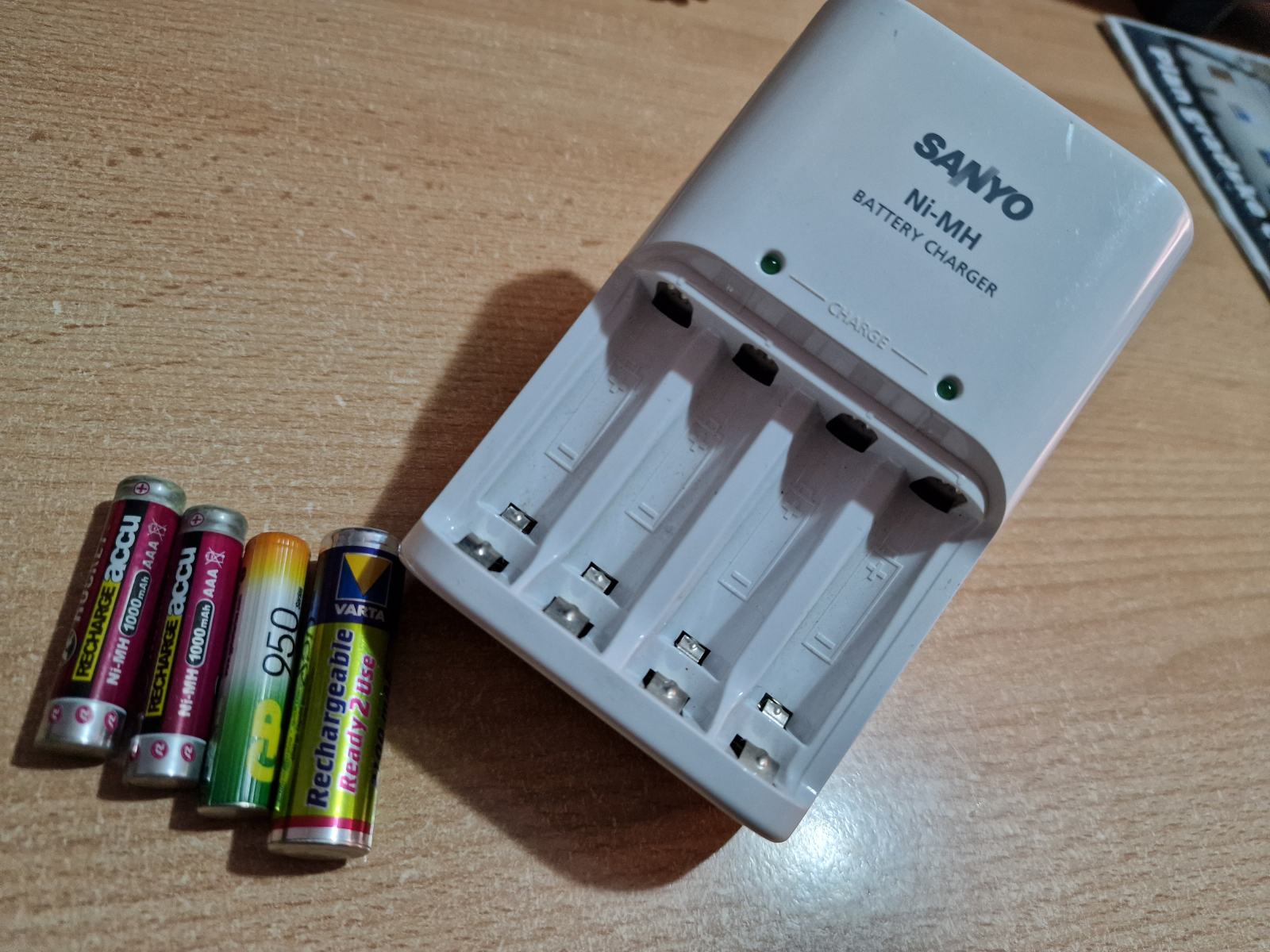 Punjač Sanyo i punjive baterije 3+1