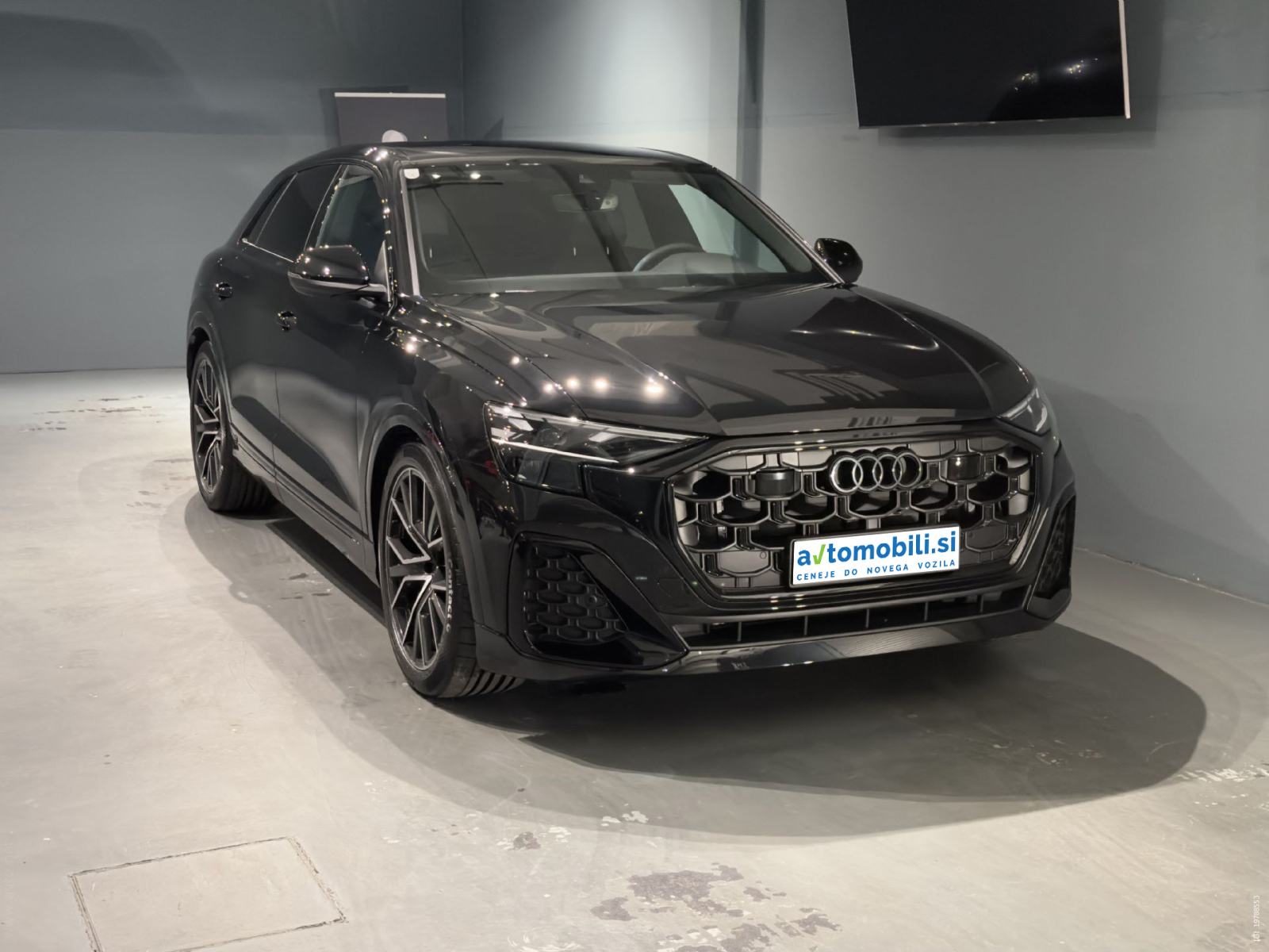 76.221 + PDV Audi Q8 50 TDI NOVI MODEL S-LINE, 2023 god.