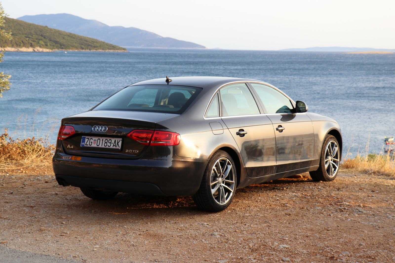 Audi A4 2,0 TDI 2009 - OBAVEZNO ČITATI OPIS (motor 150.000km), 2009 god.