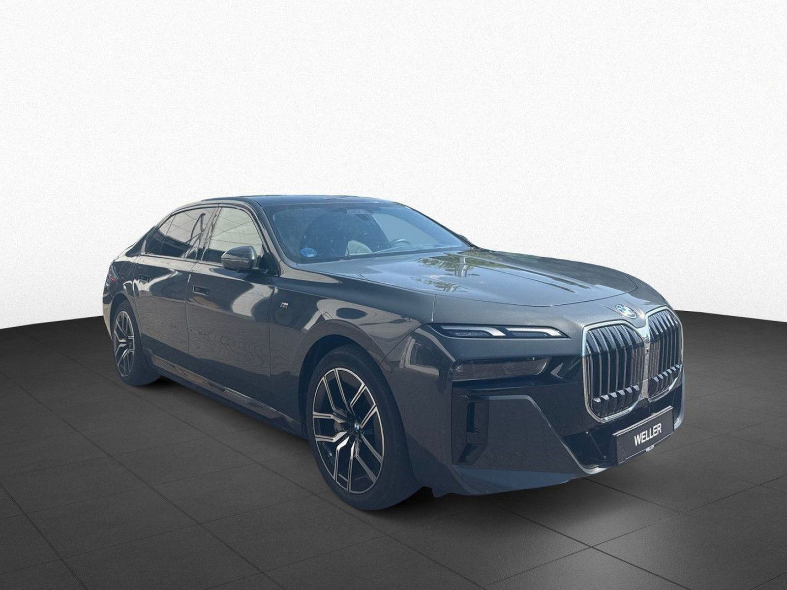 BMW 750e M Sport ExecutiveL, SkyL, B&W, 360°, 2024 god.