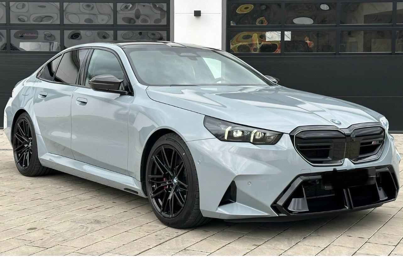 BMW M5 G90•CARBON•20”-21”•ICONIC•BROOKLYN•LASER• 35KM• U-PDV-u!, 2024 god.
