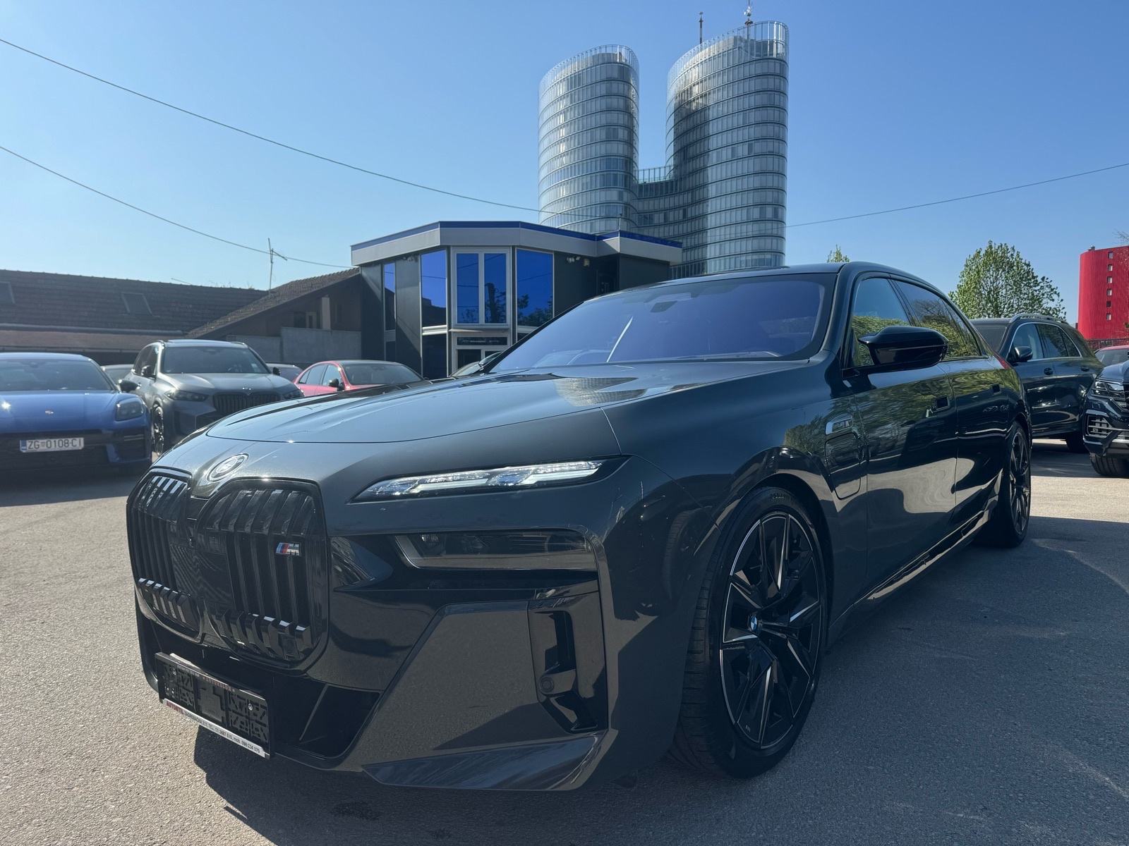 BMW M760e Xdrive **AUTOMATSKA VRATA**SWAROVSKI**INDIVIDUAL**, 2023 god.