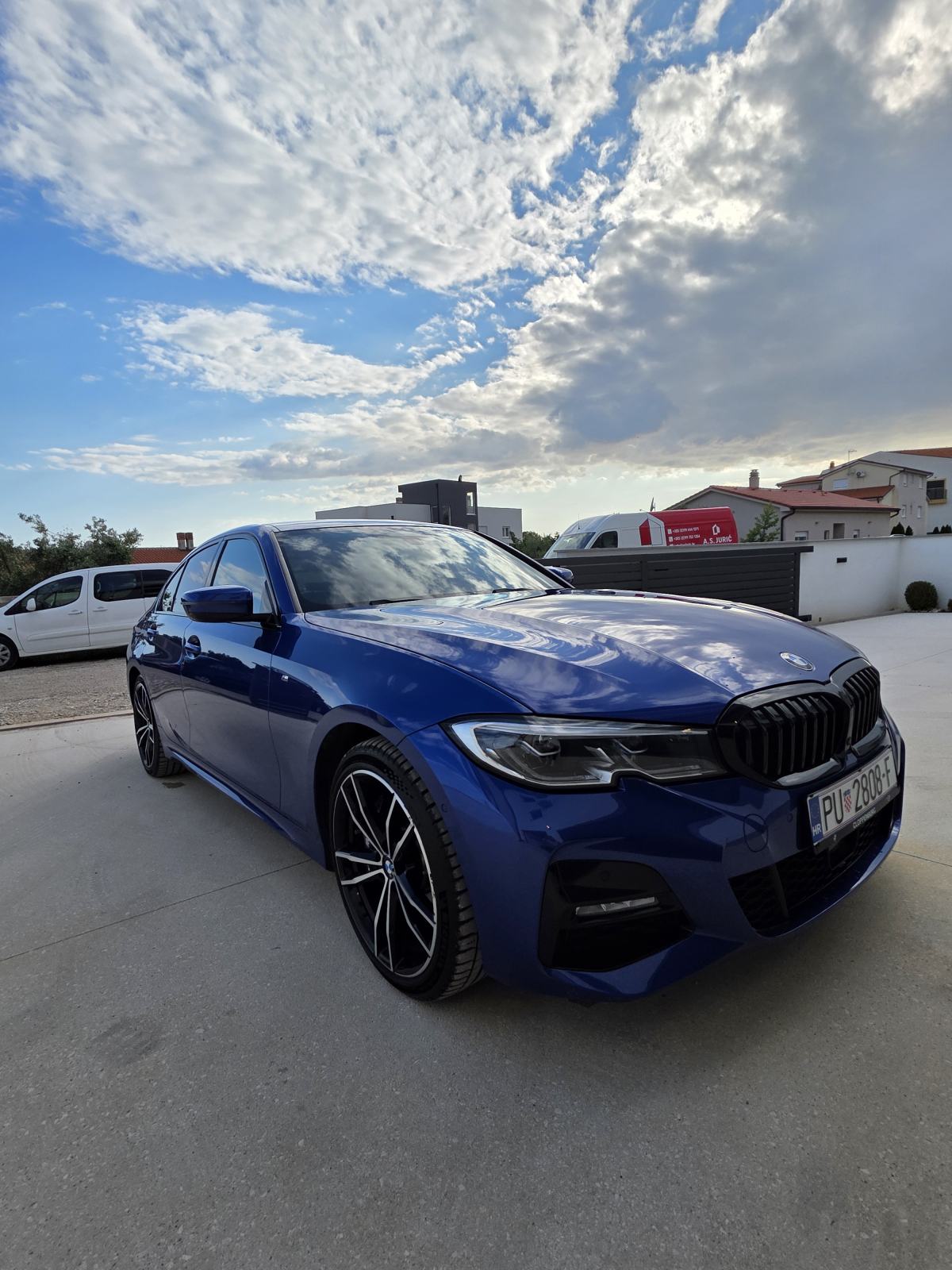 BMW serija 3 330e Portimao Blue, puno opreme, 2021 god.