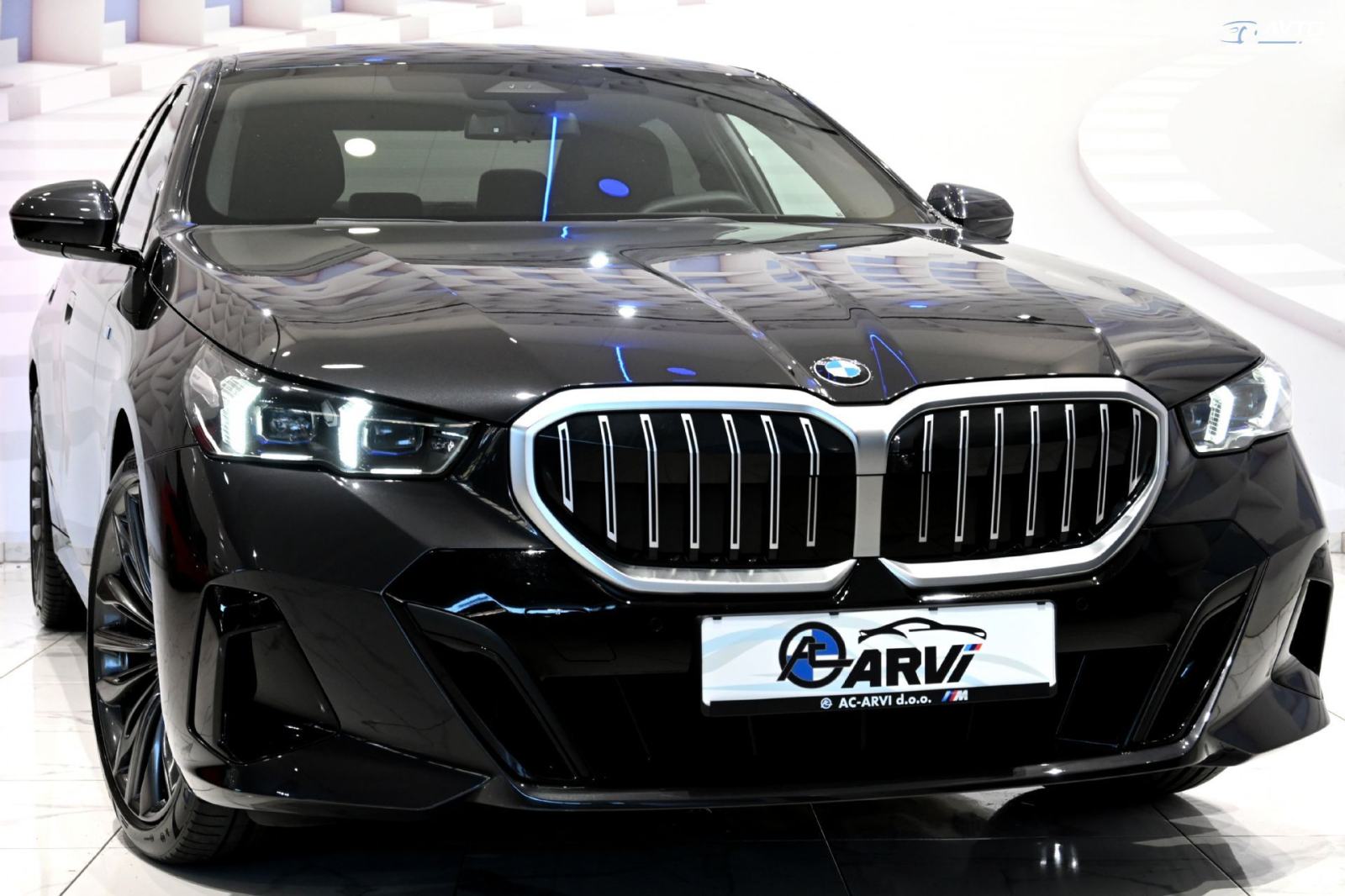 BMW serija 5: 520d AT -G 60-M PAK-RADAR-HEAD UP-HARMAN-KAMERA, 2023 god.